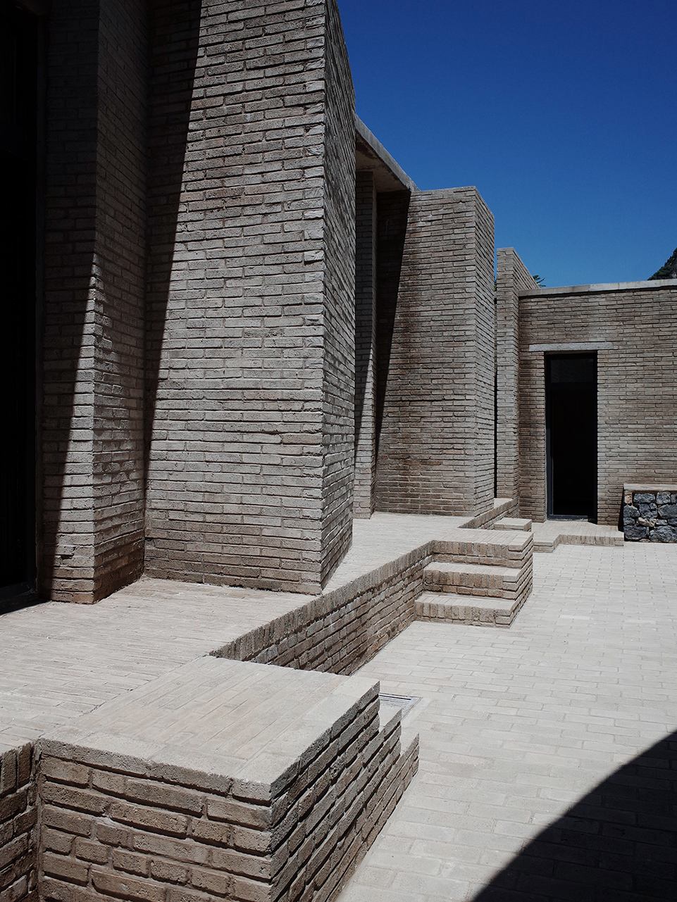 Half-hill Hidden Accommodation by Robot 3 Studio - 谷德设计网