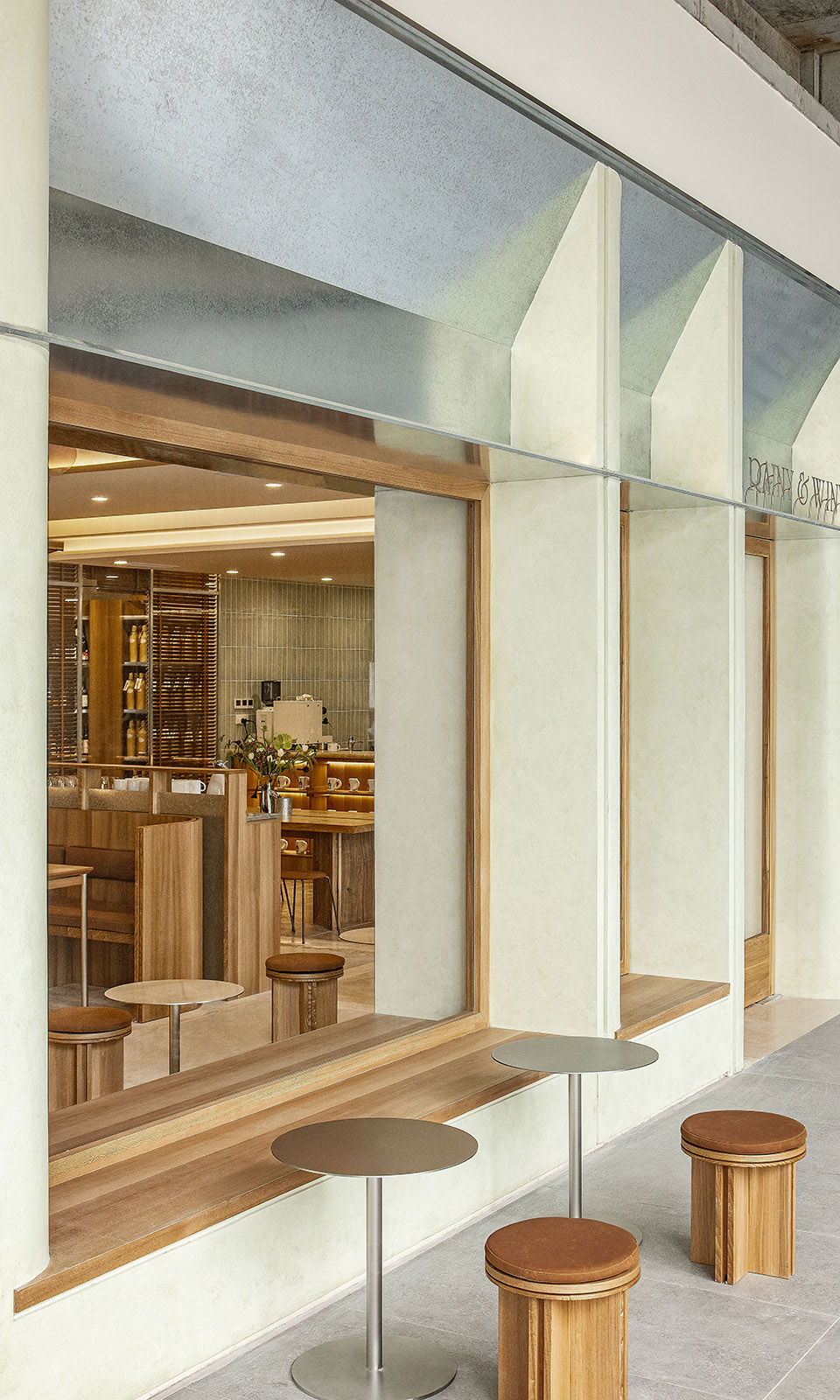 Chengdu Rainy & Winy Bistro by PRONOUNCED DESIGN - 谷德设计网