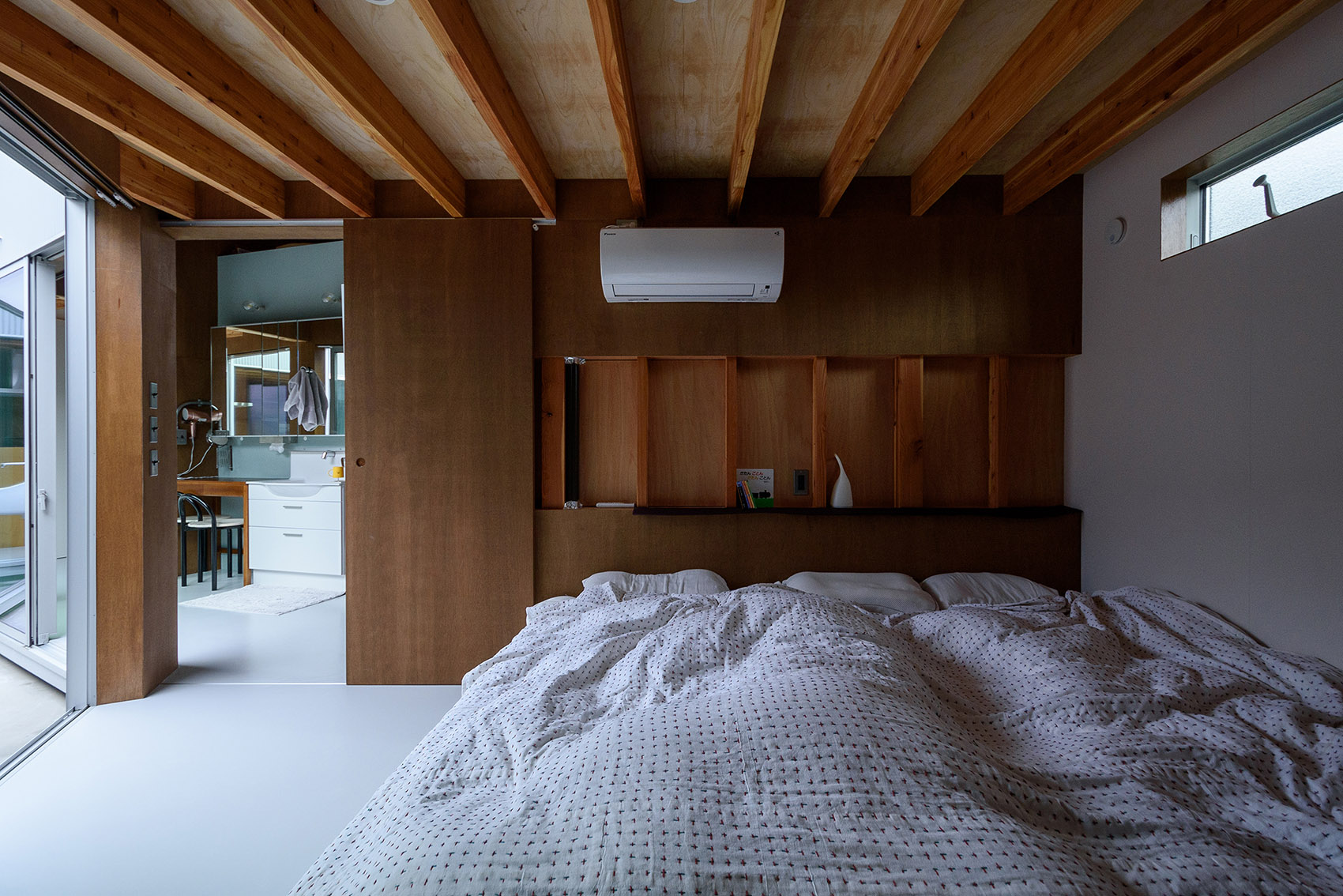 Courtyard House with Seven Rooms by Takayuki Kuzushima and Associates ...