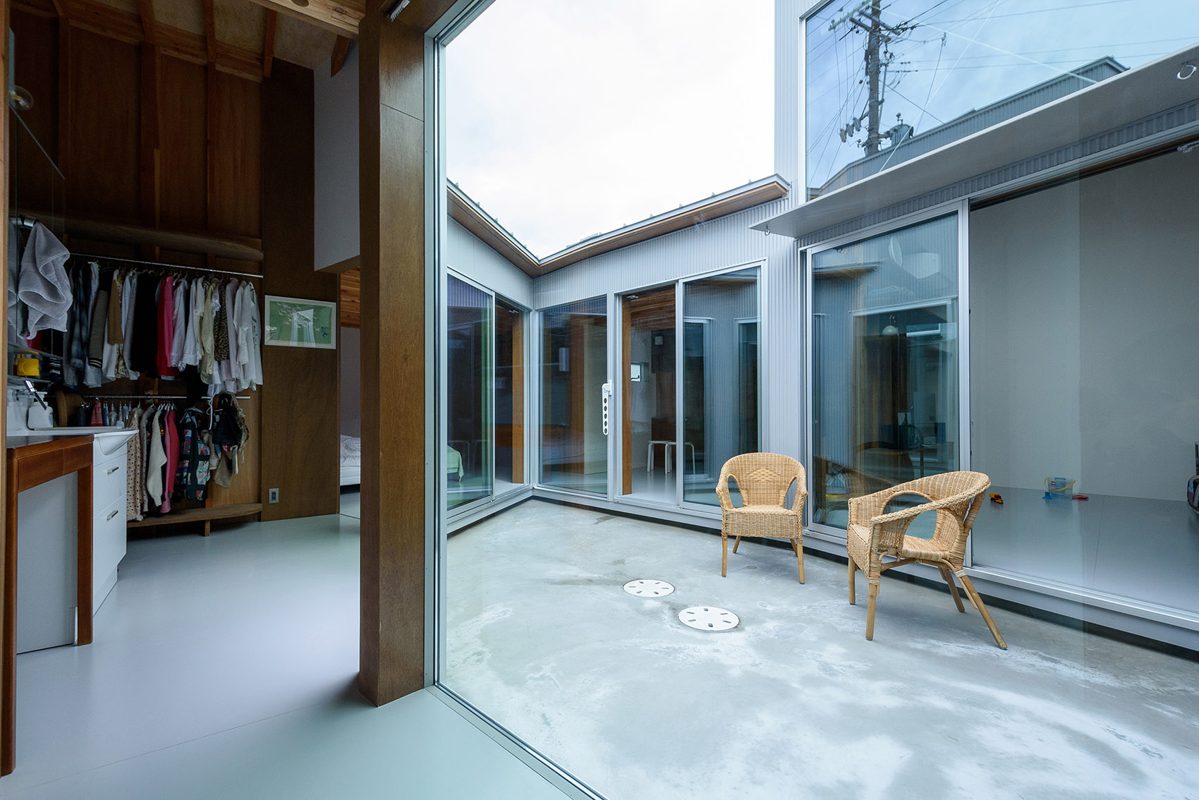 Courtyard House with Seven Rooms by Takayuki Kuzushima and Associates ...