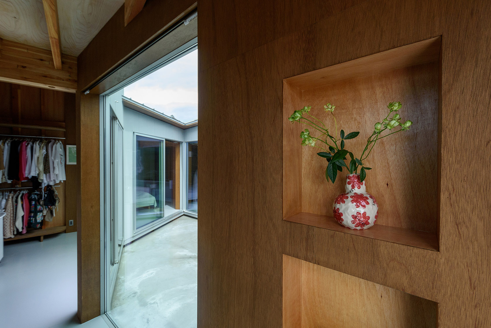 Courtyard House with Seven Rooms by Takayuki Kuzushima and Associates ...