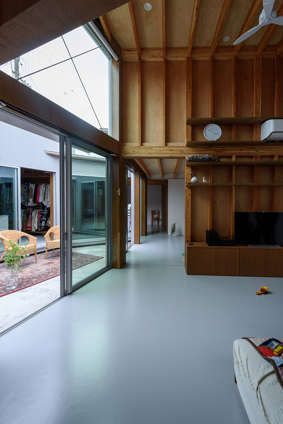 Courtyard House with Seven Rooms by Takayuki Kuzushima and Associates ...