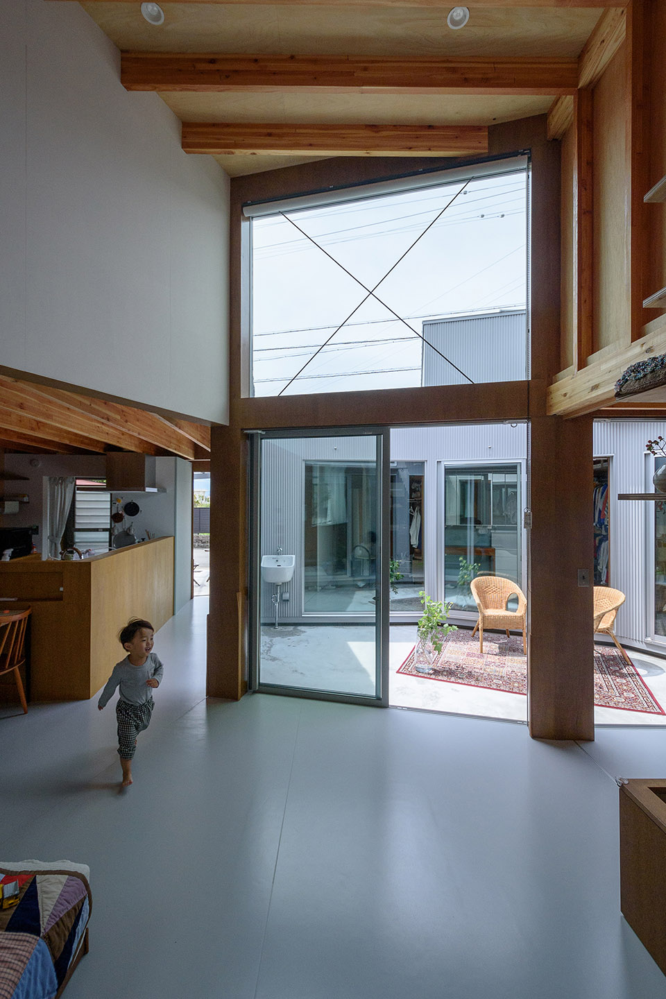 Courtyard House with Seven Rooms by Takayuki Kuzushima and Associates ...