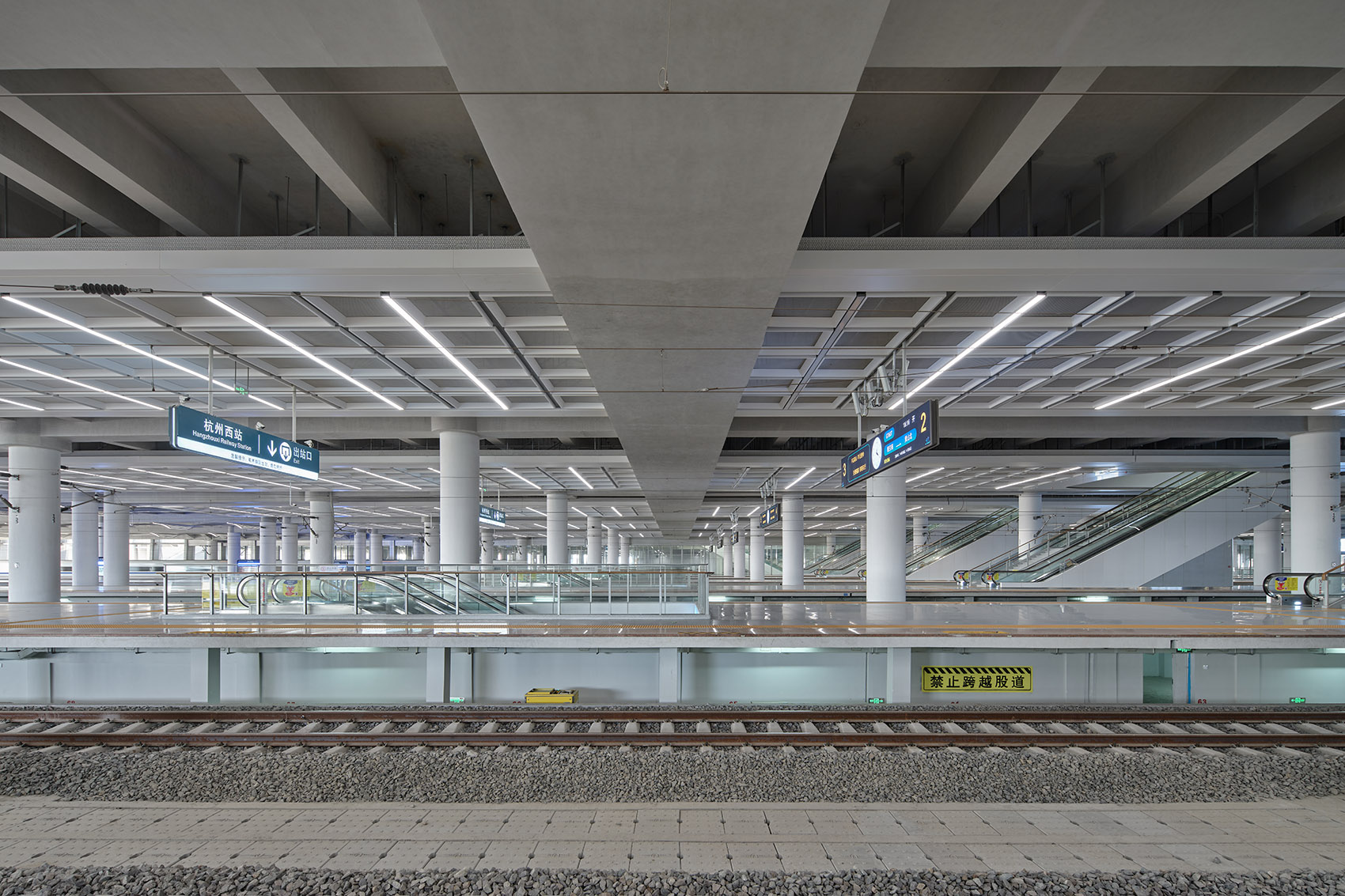 Hangzhouxi Railway Station by CCTN Design + China Railway Siyuan Survey ...