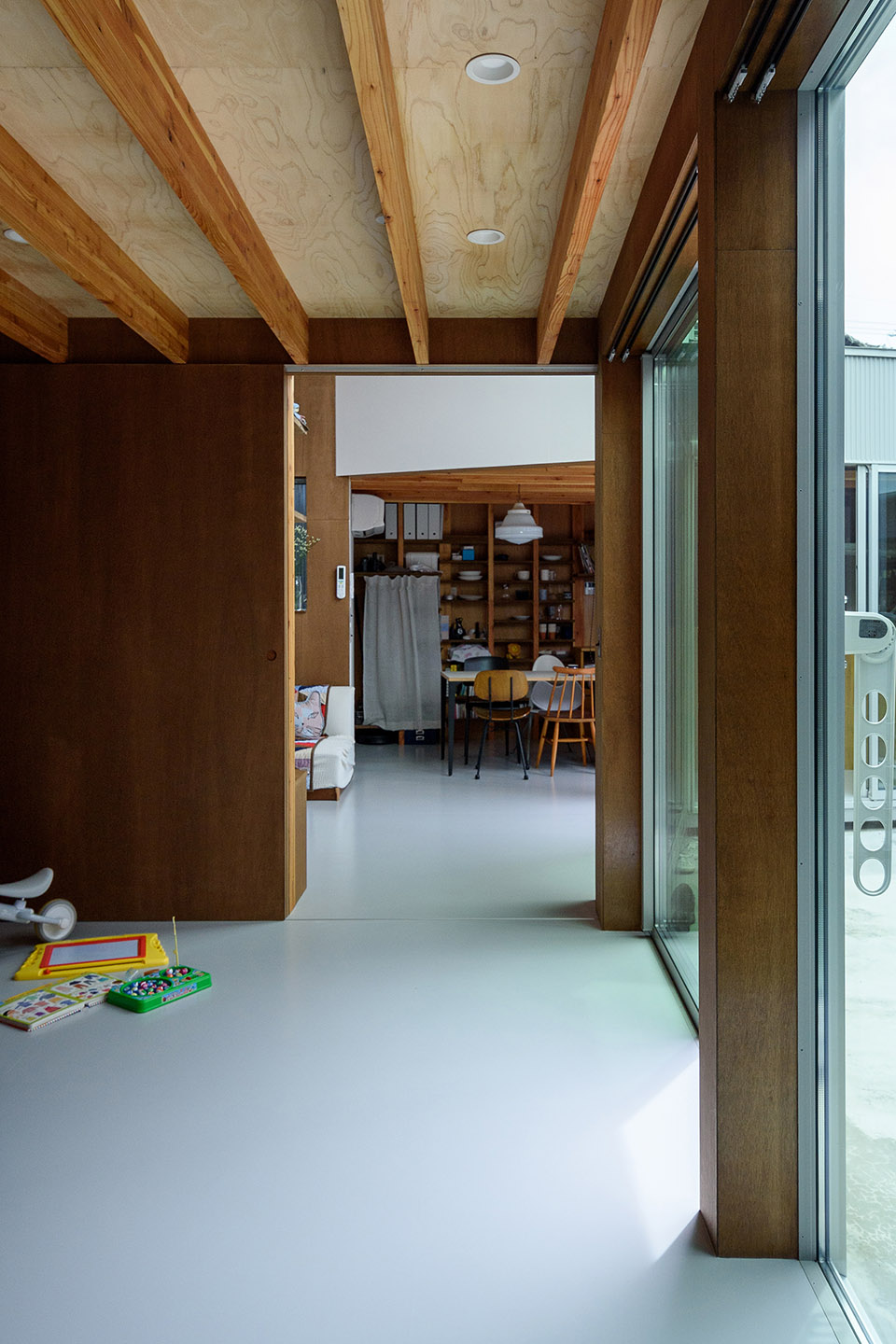 Courtyard House with Seven Rooms by Takayuki Kuzushima and Associates ...