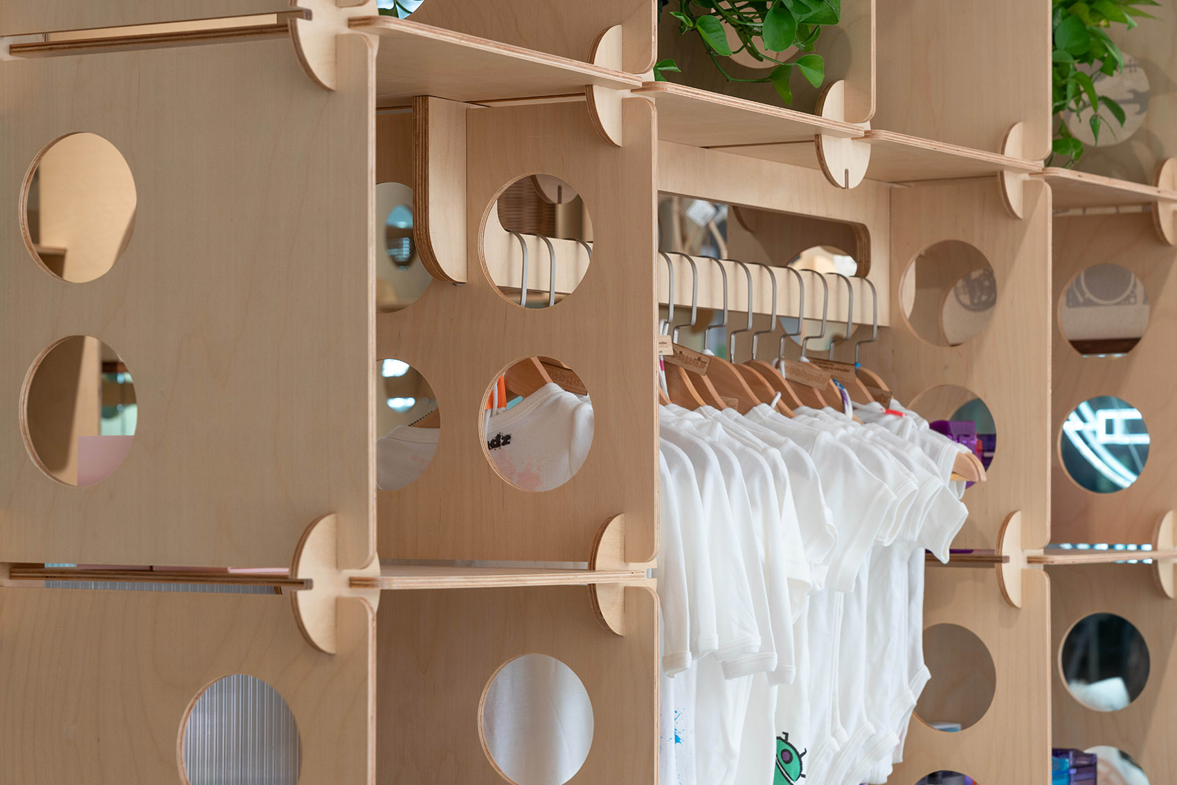 Space and furniture design for Buy42 by Studio Dali - 谷德设计网