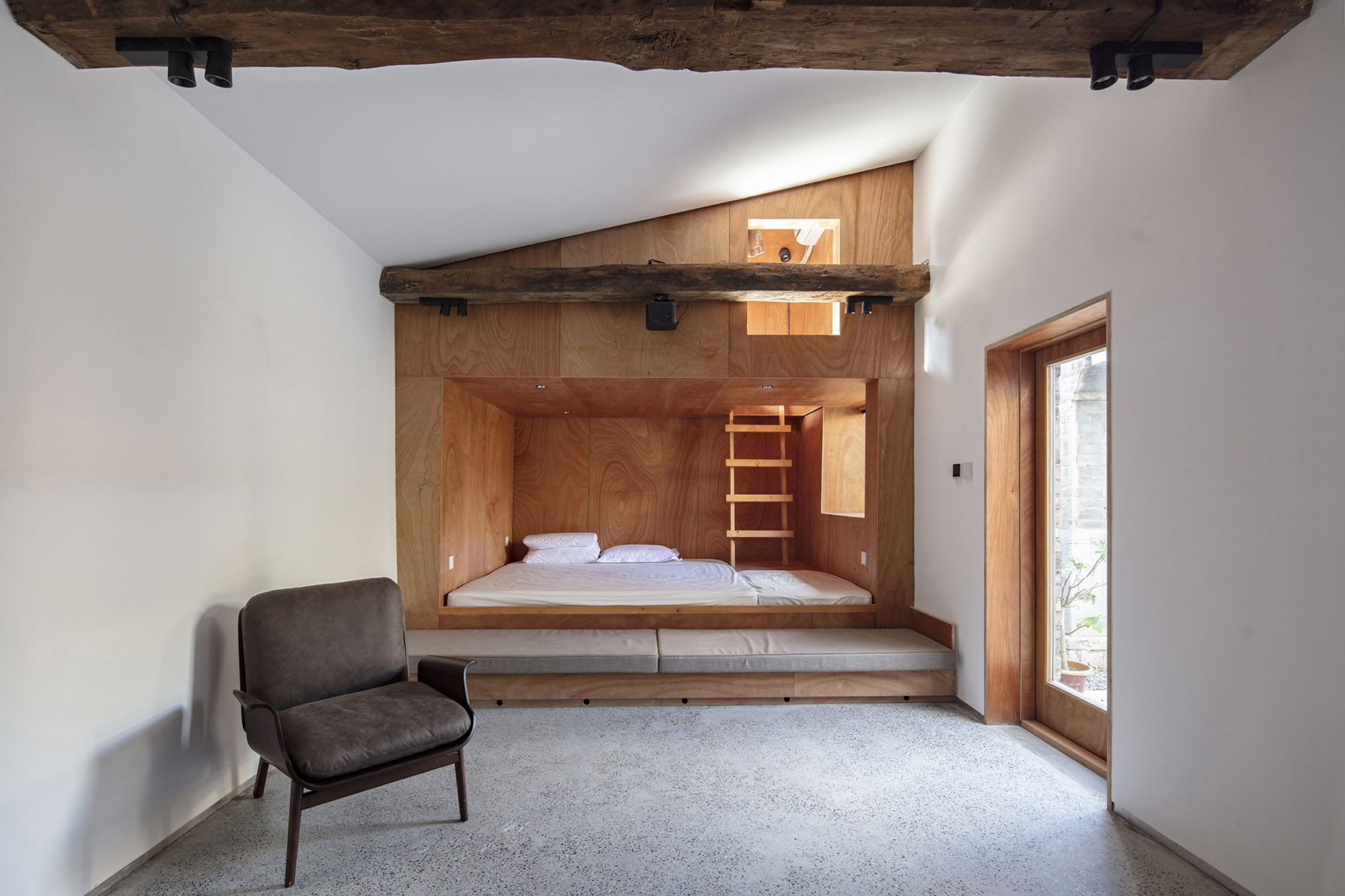 House Over the Wall by Chaoffice - 谷德设计网