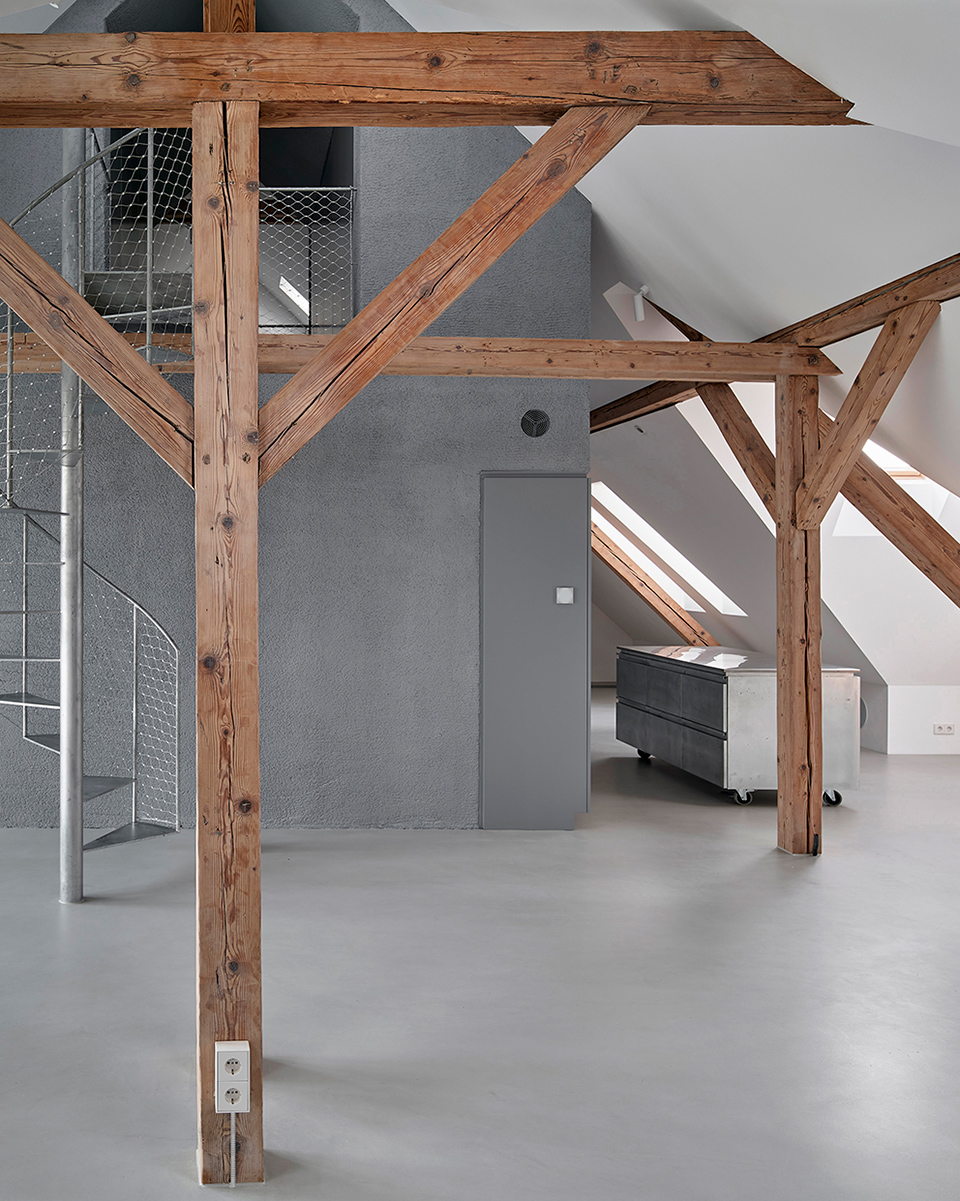 Attic reconstruction in Gliwice by Dyrda Fikus Architekci - 谷德设计网