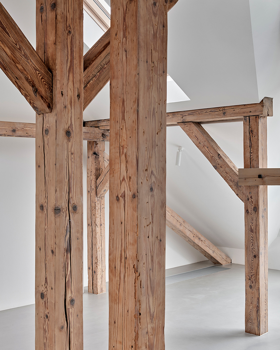Attic reconstruction in Gliwice by Dyrda Fikus Architekci - 谷德设计网