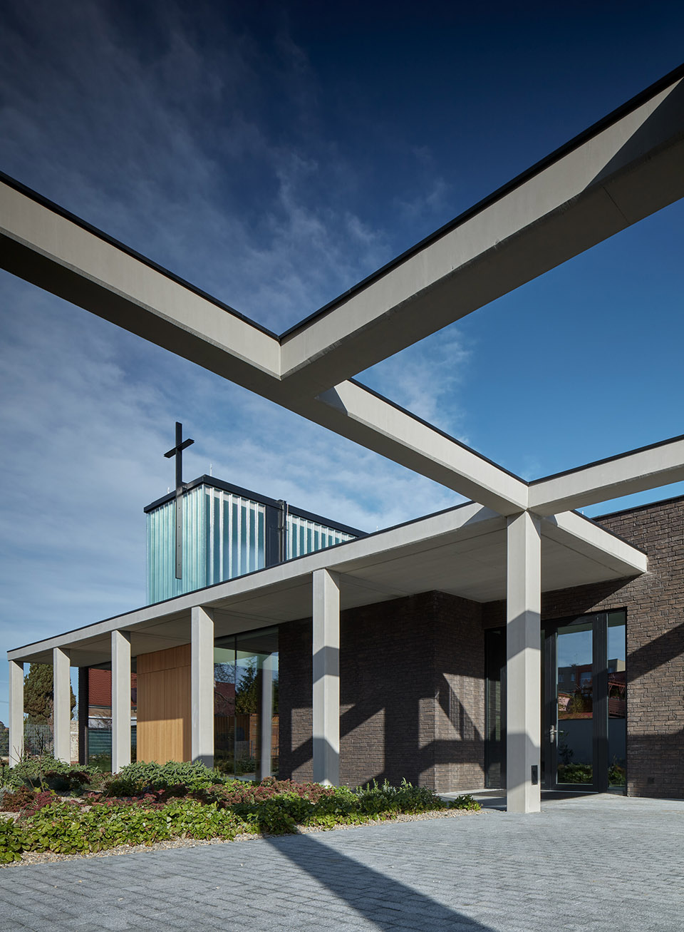 Brethren Church Christian Community Centre by QARTA ARCHITEKTURA - 谷德设计网