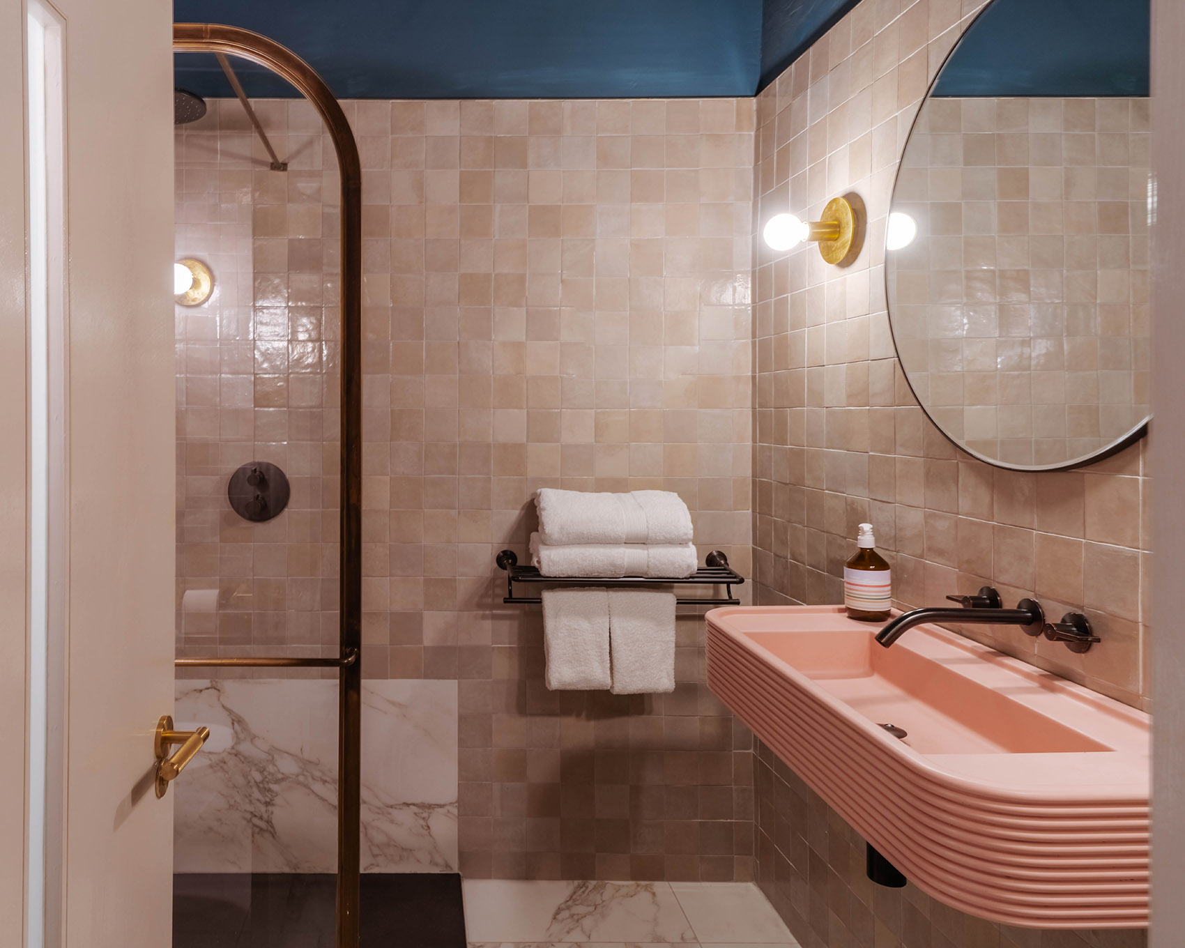 The Alan Hotel by Red Deer - 谷德设计网