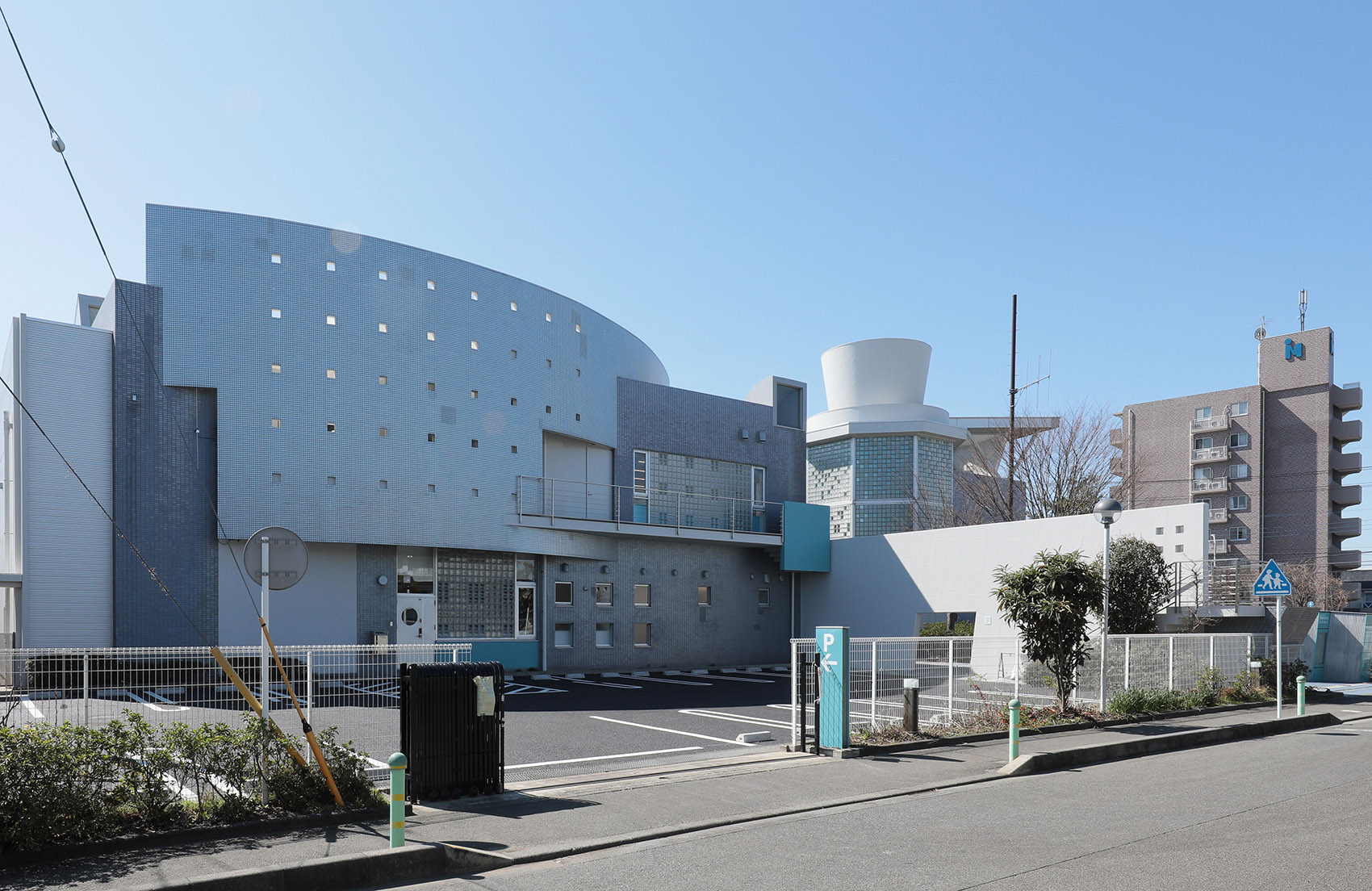 Ebina City Arima Library, Kadozawabashi Community Center by MIKAMI ...
