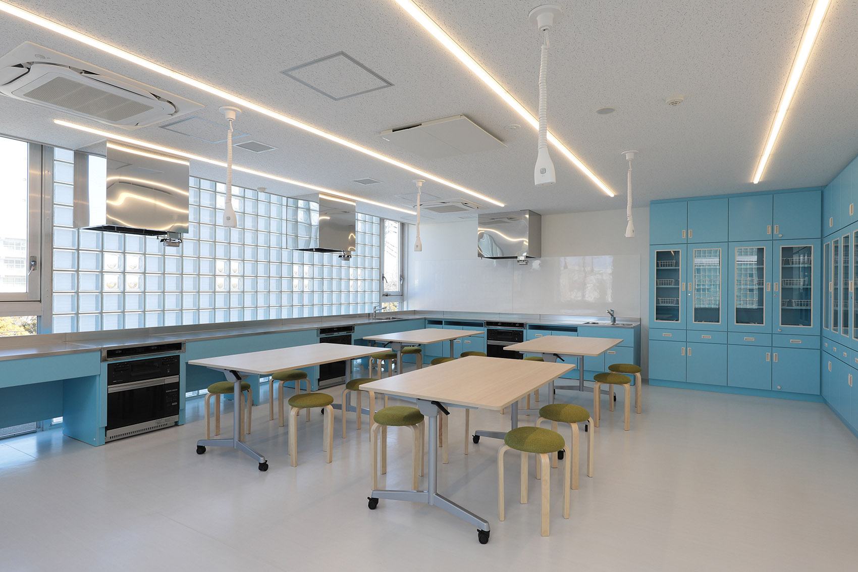 Ebina City Arima Library, Kadozawabashi Community Center by MIKAMI ...