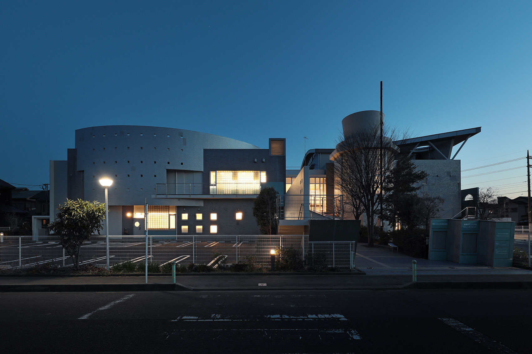 Ebina City Arima Library, Kadozawabashi Community Center by MIKAMI ...