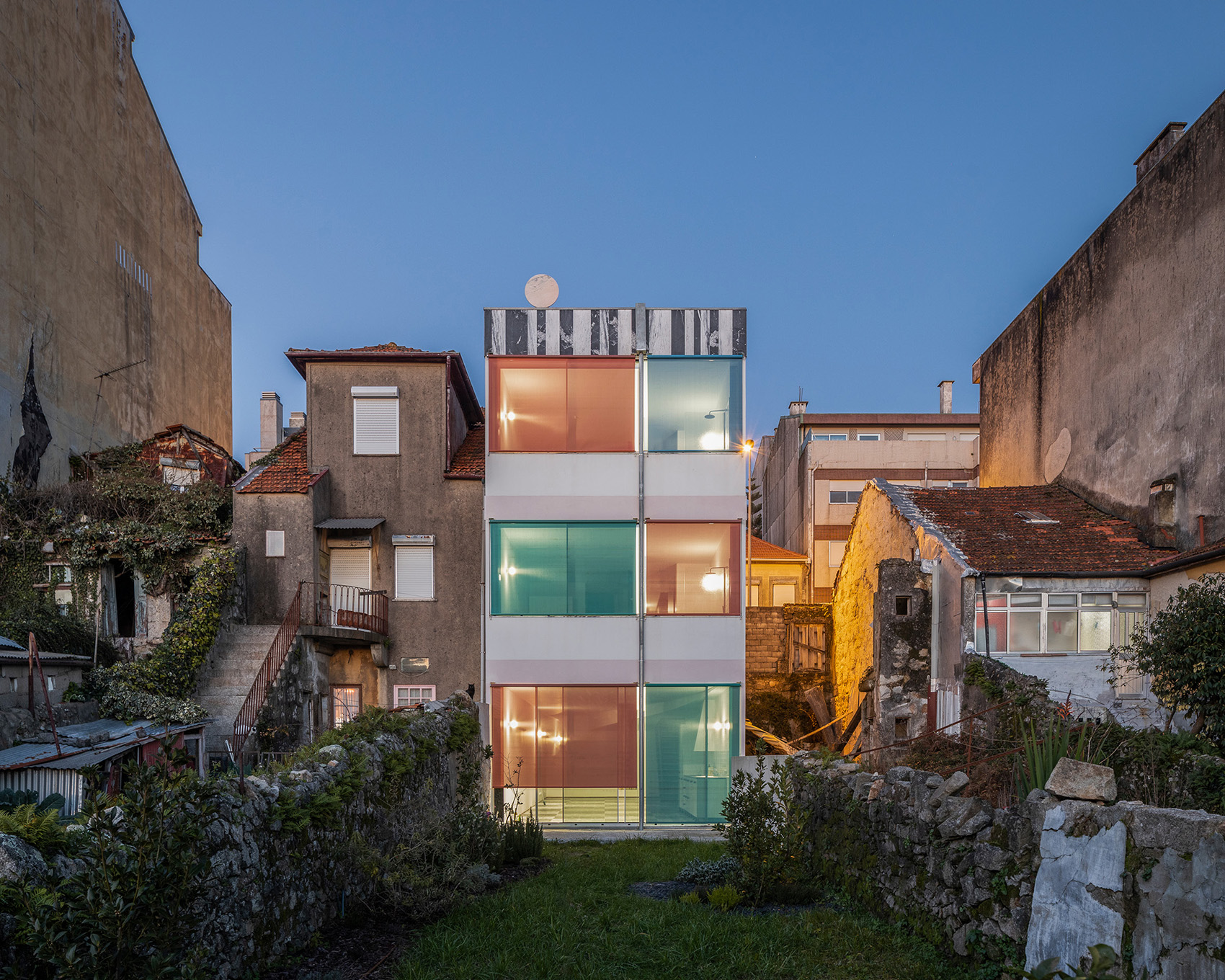 Suspended house by Fala Atelier - 谷德设计网 Suspended house by Fala Atelier - 谷德设计网