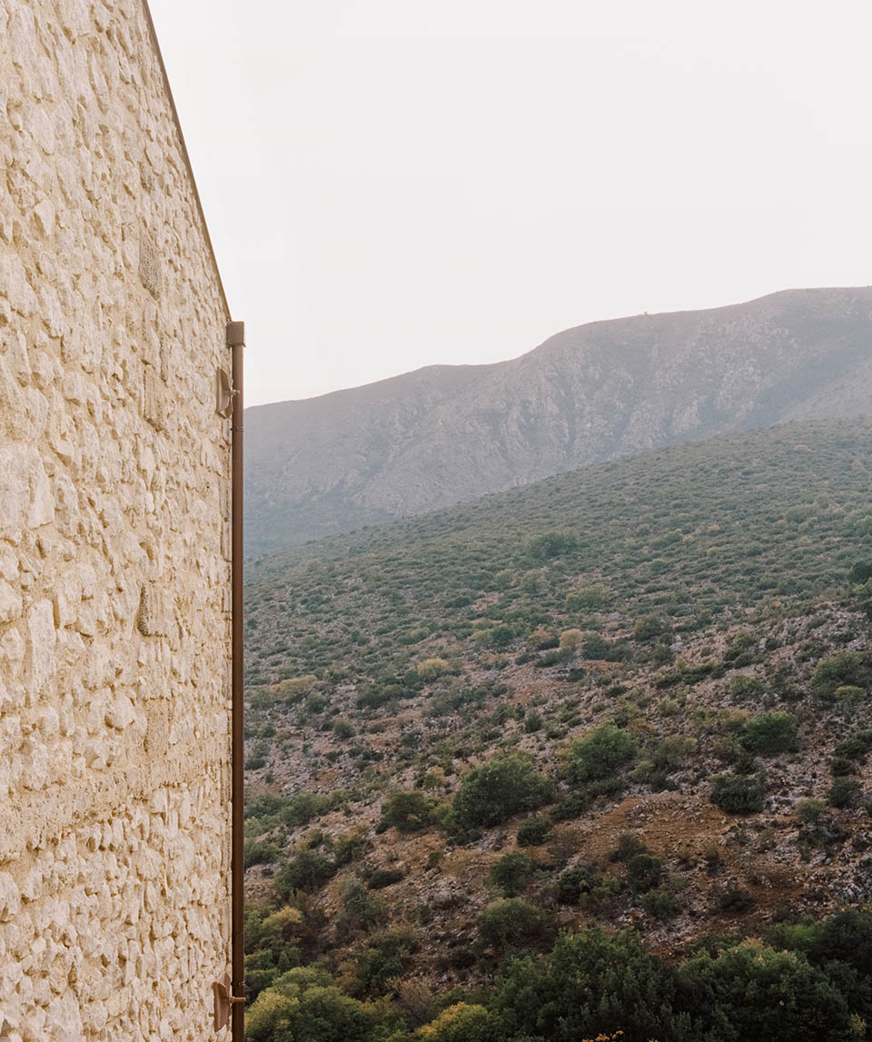 Mountain Foothill Home by Andrea Eusebi - 谷德设计网