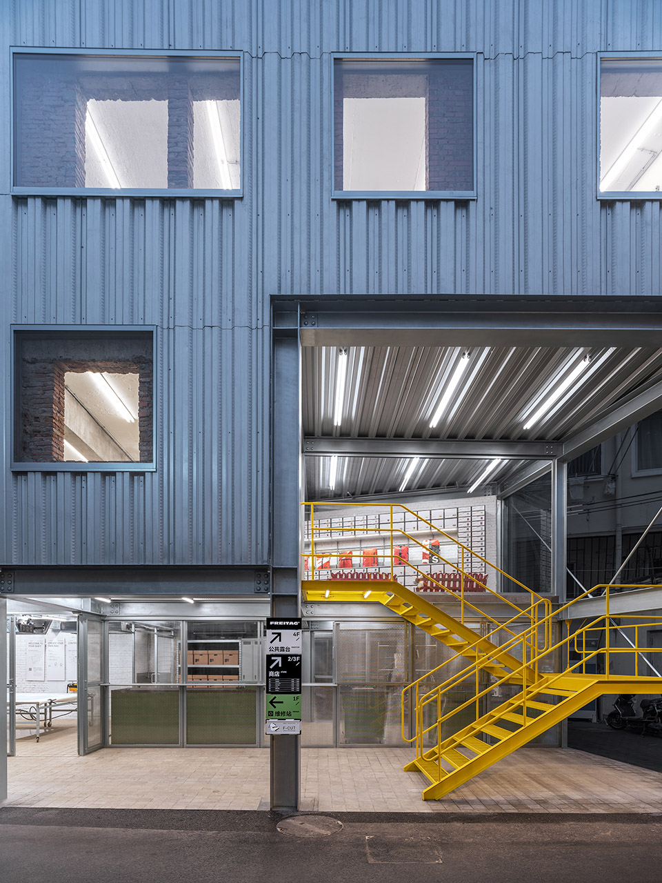 FREITAG STORE SHANGHAI by FREITAG and Kooo Architects - 谷德设计网