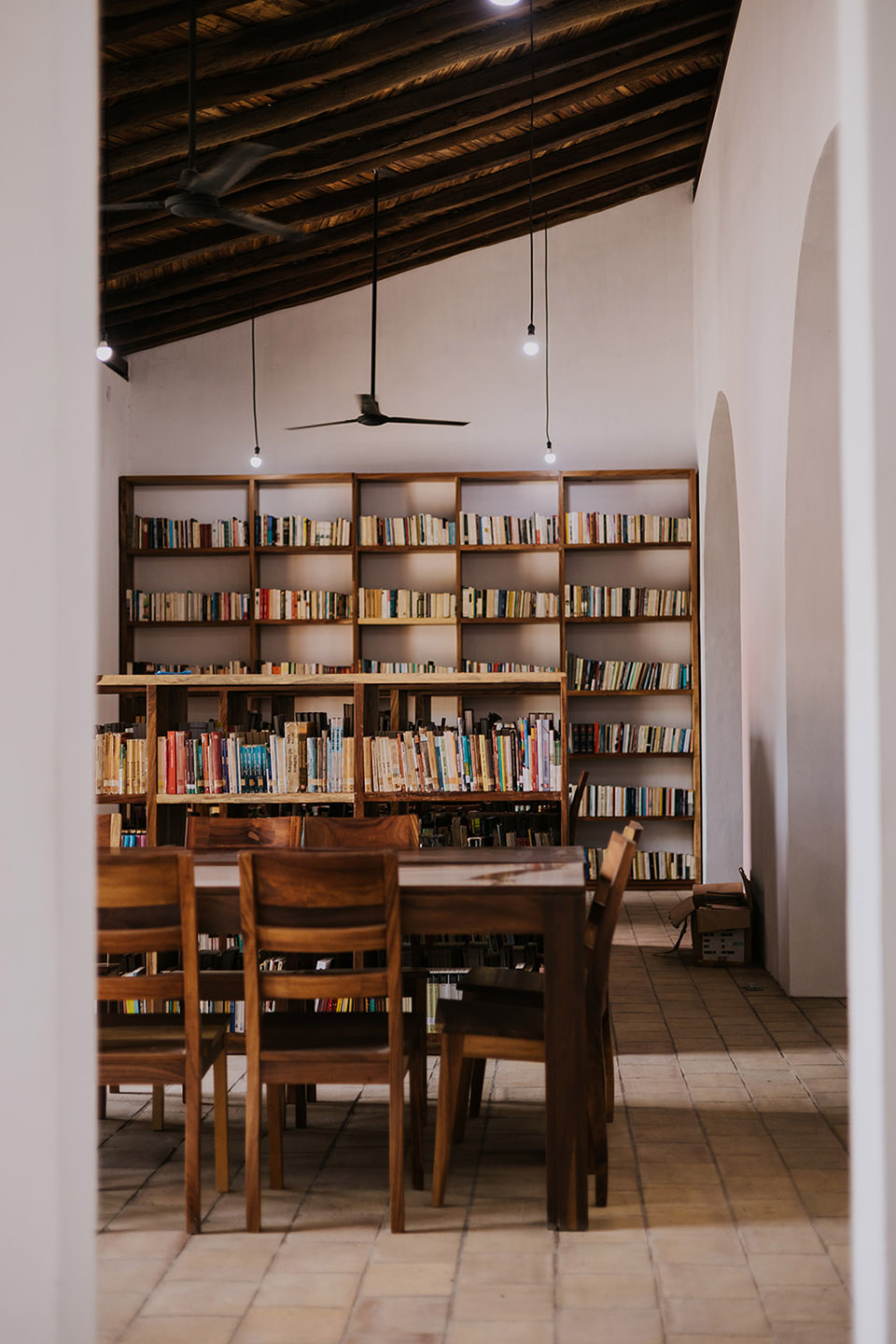 Reconstruction of The Gabriel López Chiñas library by ROOTSTUDIO - 谷德设计网