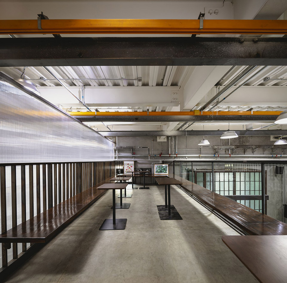 Coffee bar embedded in the hair salon by DAGA Architects - 谷德设计网