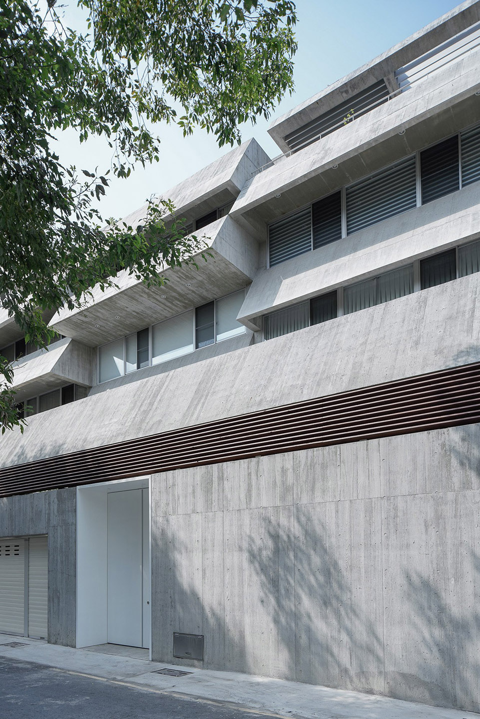 House of Roofs by Behet Bondzio Lin Architekten - 谷德设计网