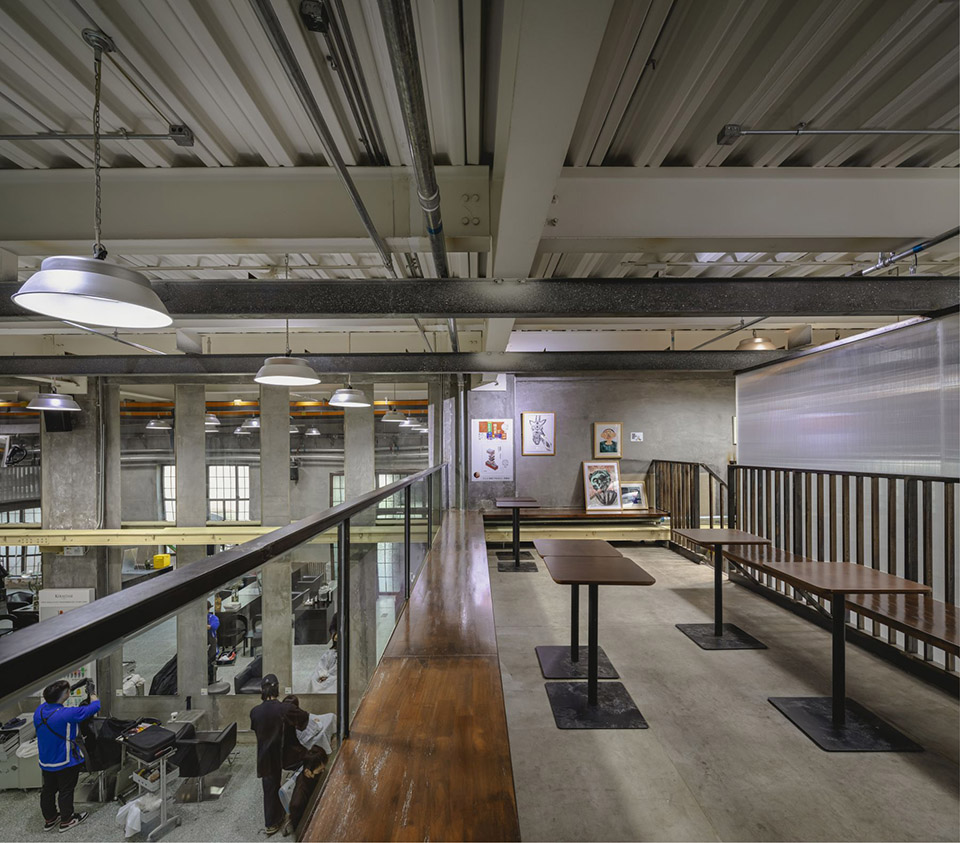 Coffee bar embedded in the hair salon by DAGA Architects - 谷德设计网