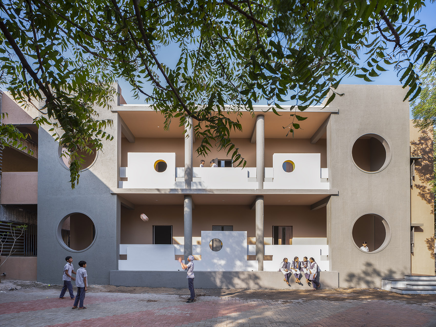 School under a Neem by Dhulia Architecture Design - 谷德设计网