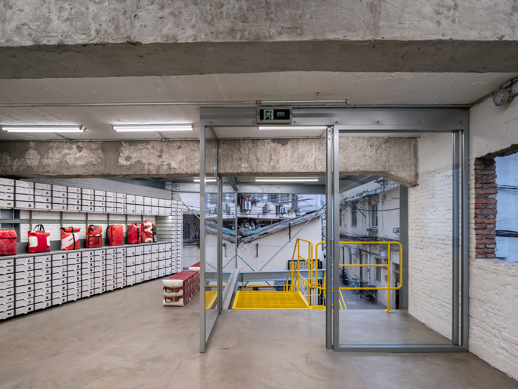 FREITAG STORE SHANGHAI by FREITAG and Kooo Architects - 谷德设计网