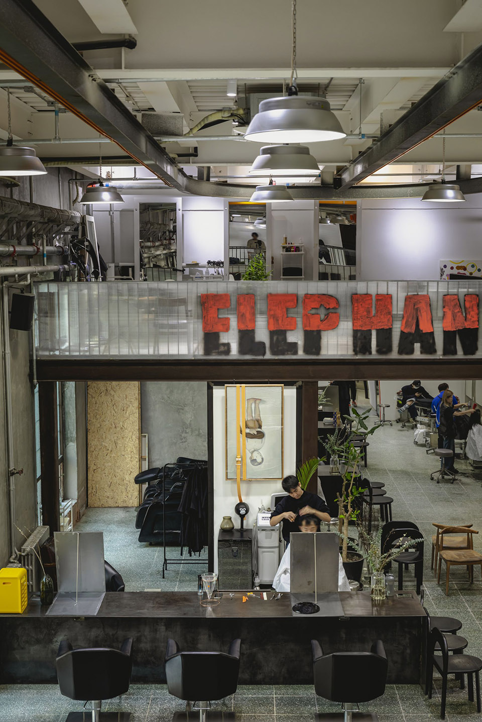 Coffee bar embedded in the hair salon by DAGA Architects - 谷德设计网