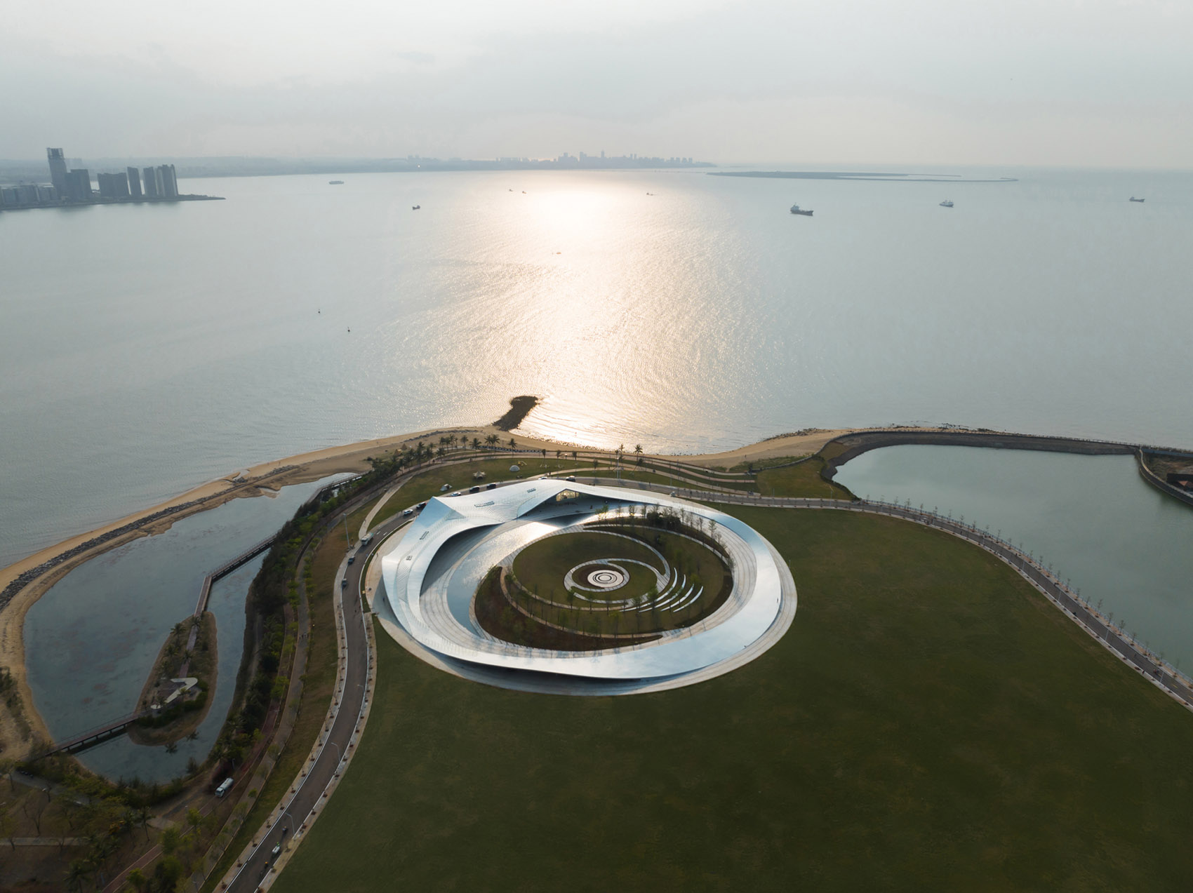 “Sky Mountain” Coastal Station in Haikou by Sou Fujimoto Architects - 谷德设计网