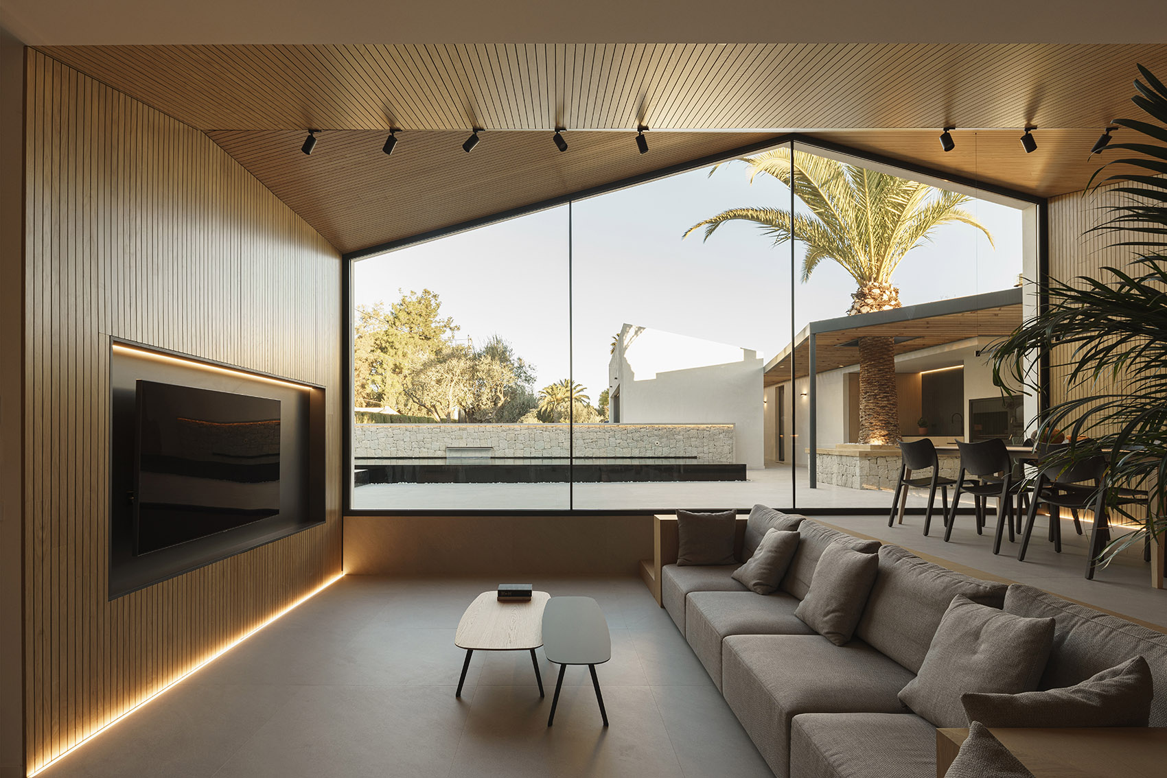 Home Refurbishment for Alejandro and Inma by Pablo Muñoz Payá Arquitectos - 谷德设计网