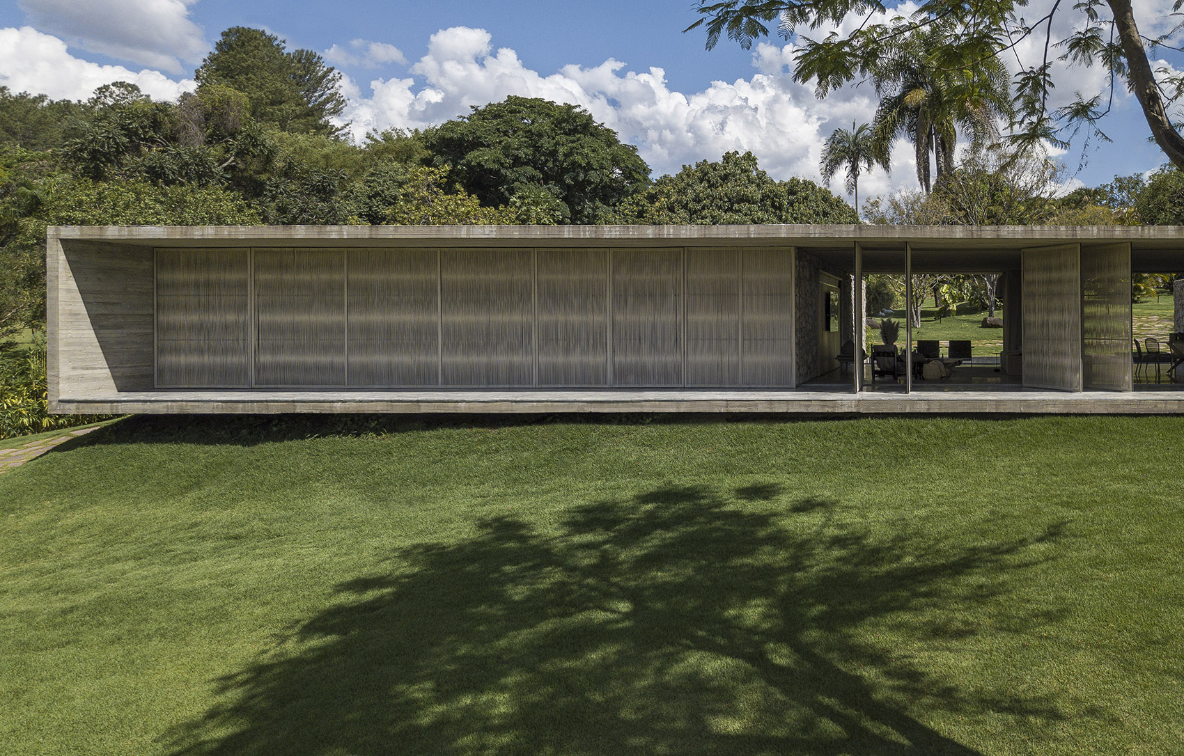 House of the Lake by mf+arquitetos - 谷德设计网