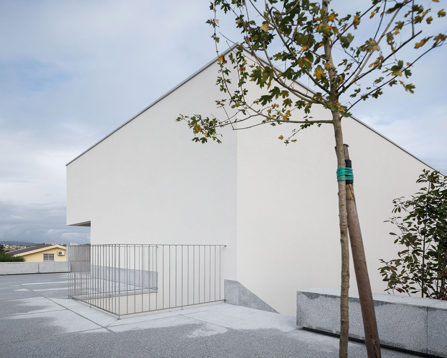 House in Santa Marinha by Helder da Rocha Arquitectos - 谷德设计网