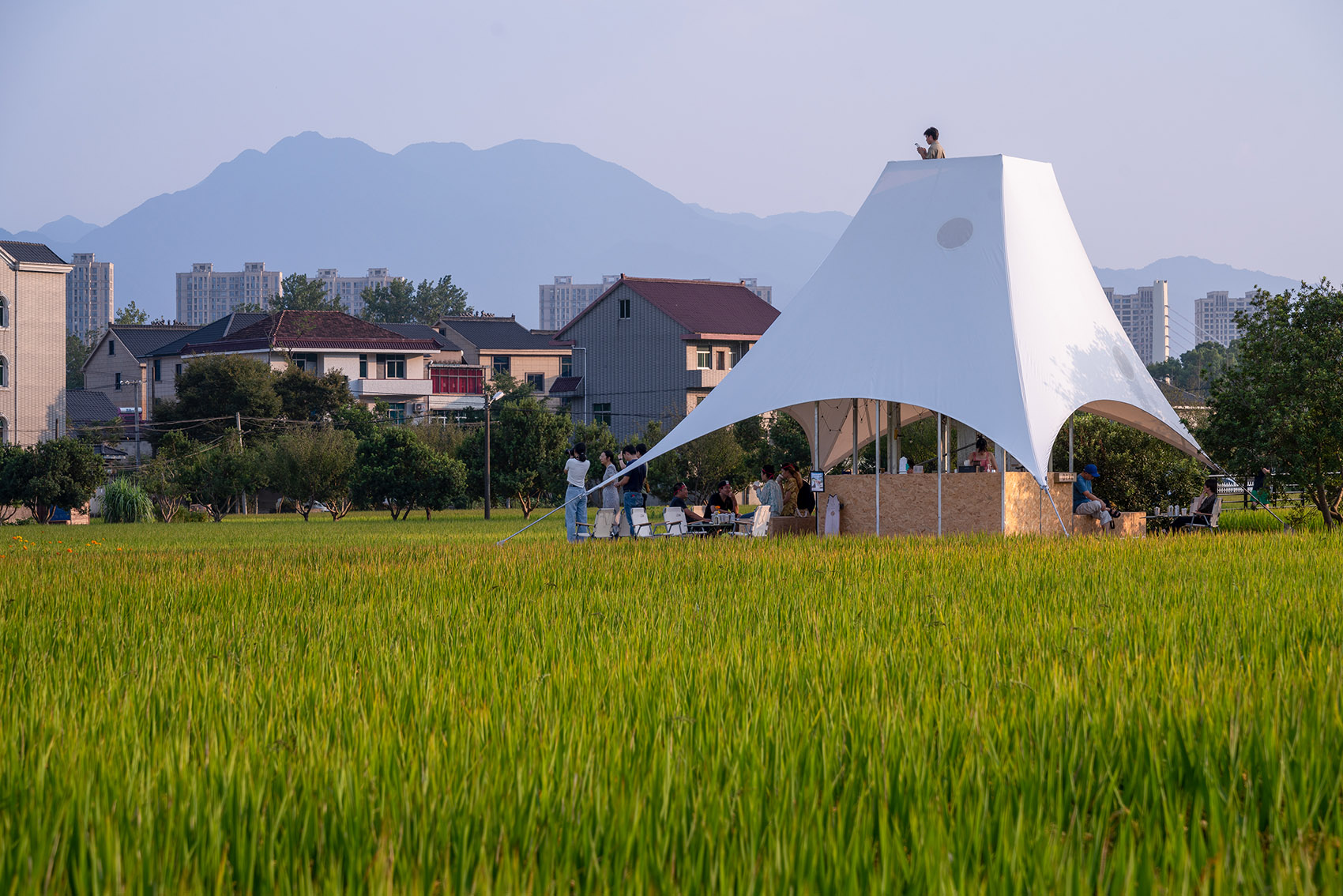 Tower Pavilion In Paddy Fields by JumpingHouseLab - 谷德设计网