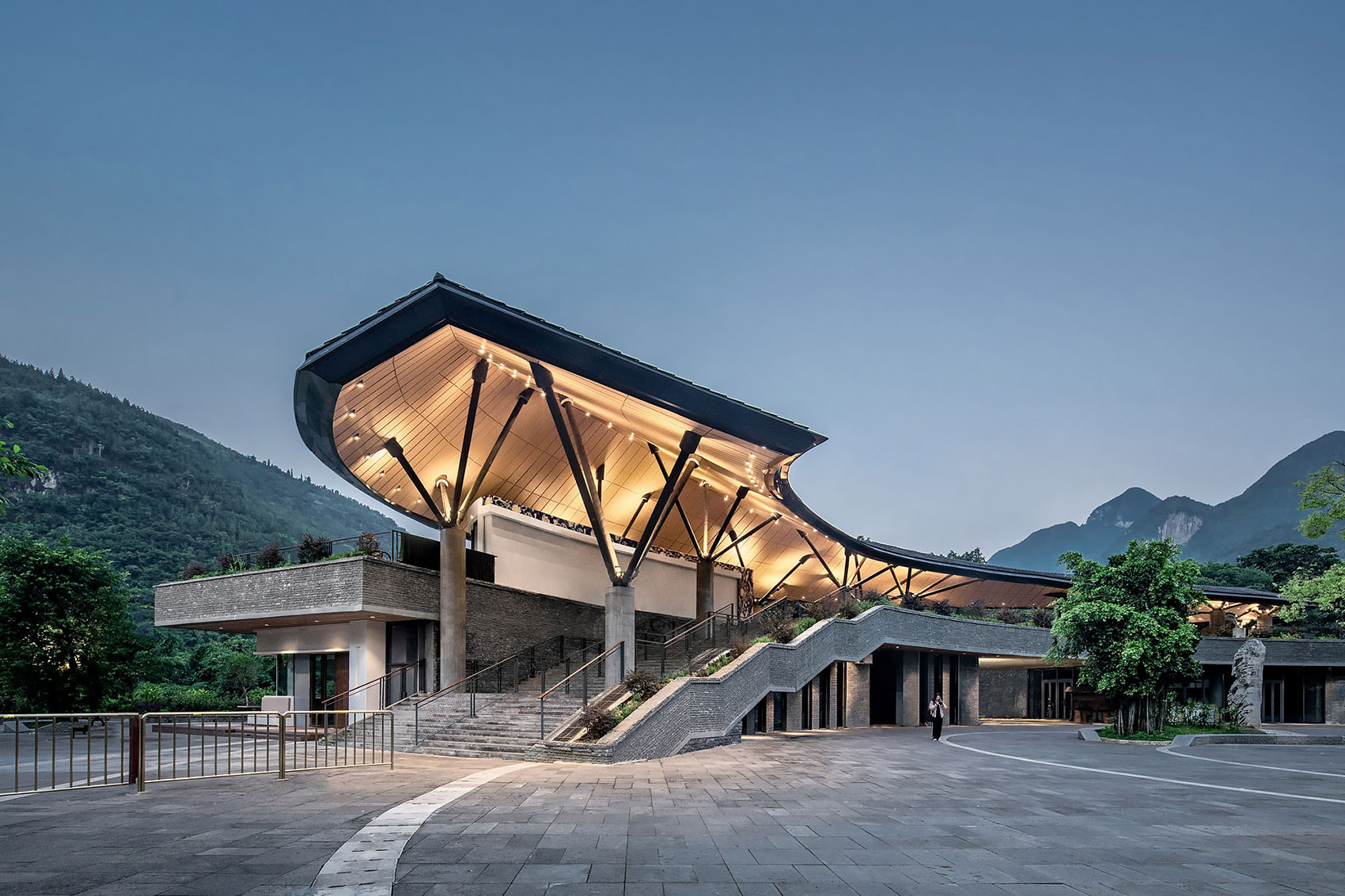 Tourist Center of Huangguoshu Scenic Area by CAUPD + AEPA&TSC - 谷德设计网