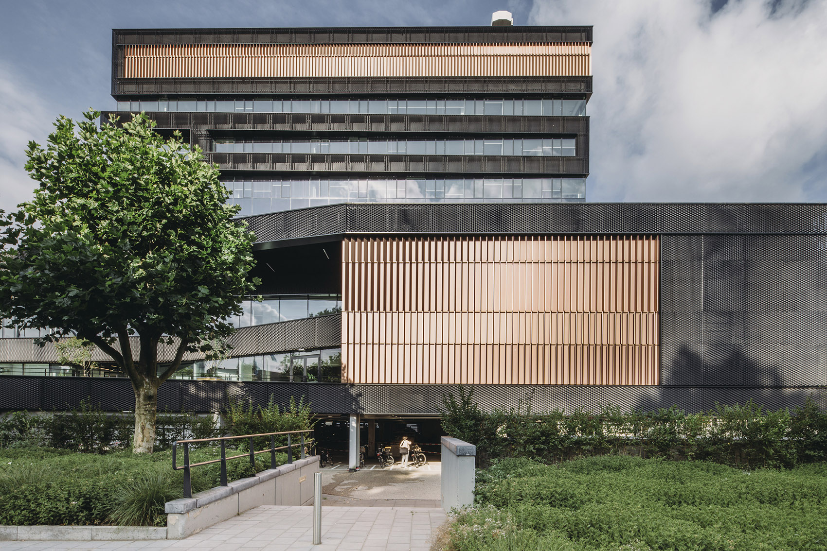 Refurbishment of a former bank headquarters in the Netherlands by ...