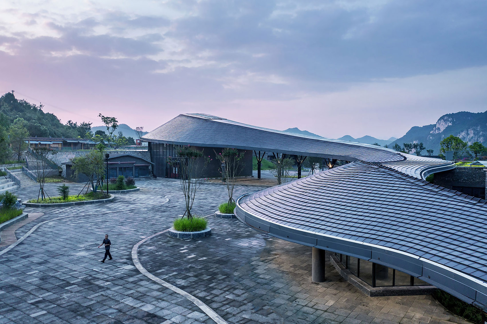 Tourist Center of Huangguoshu Scenic Area by CAUPD + AEPA&TSC - 谷德设计网