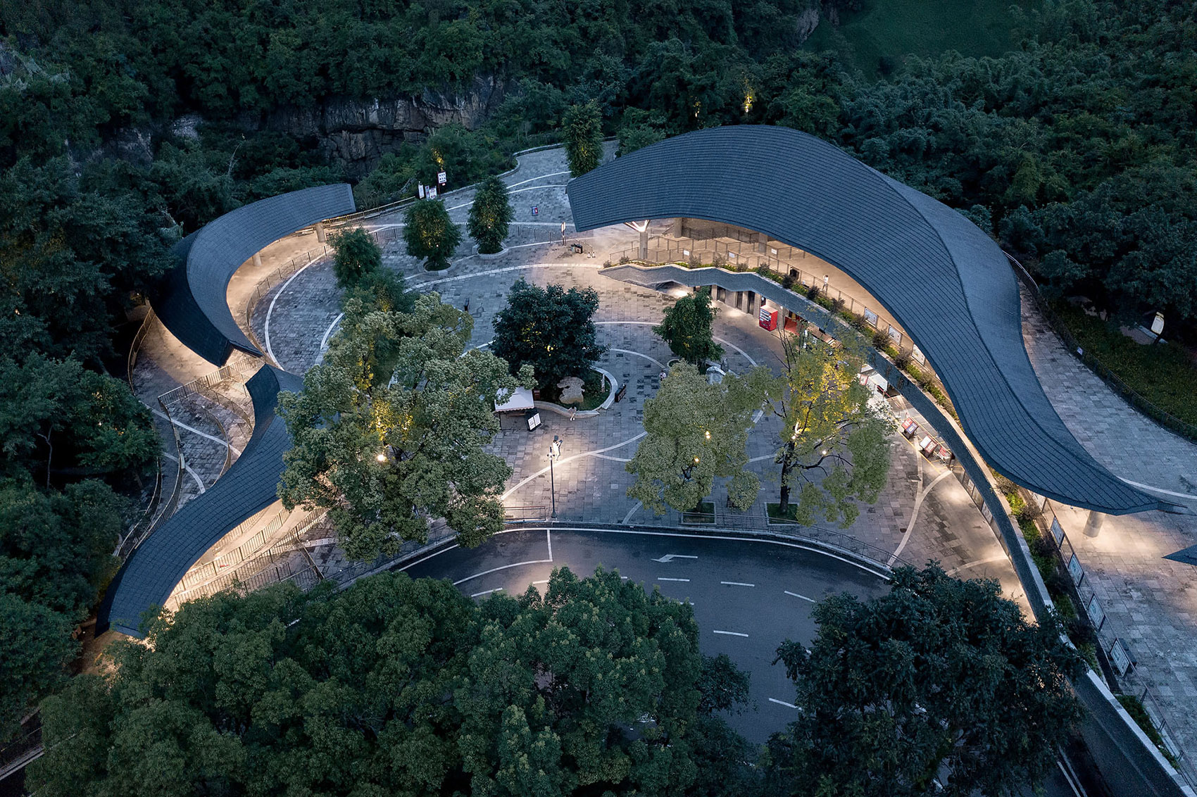 Tourist Center of Huangguoshu Scenic Area by CAUPD + AEPA&TSC - 谷德设计网