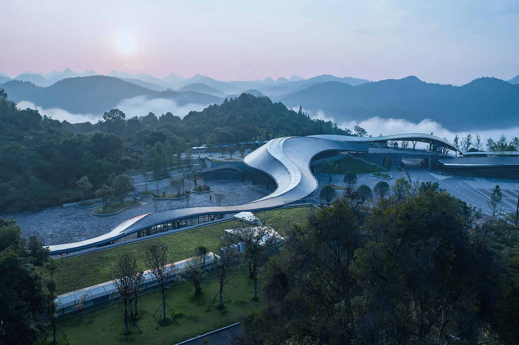 Tourist Center of Huangguoshu Scenic Area by CAUPD + AEPA&TSC - 谷德设计网