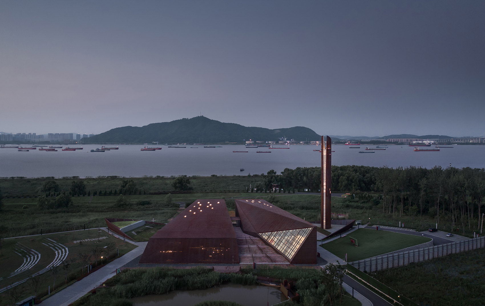 Yangtze River Crossing Campaign Memorial Park by Atelier Zhou Ling - 谷德设计网