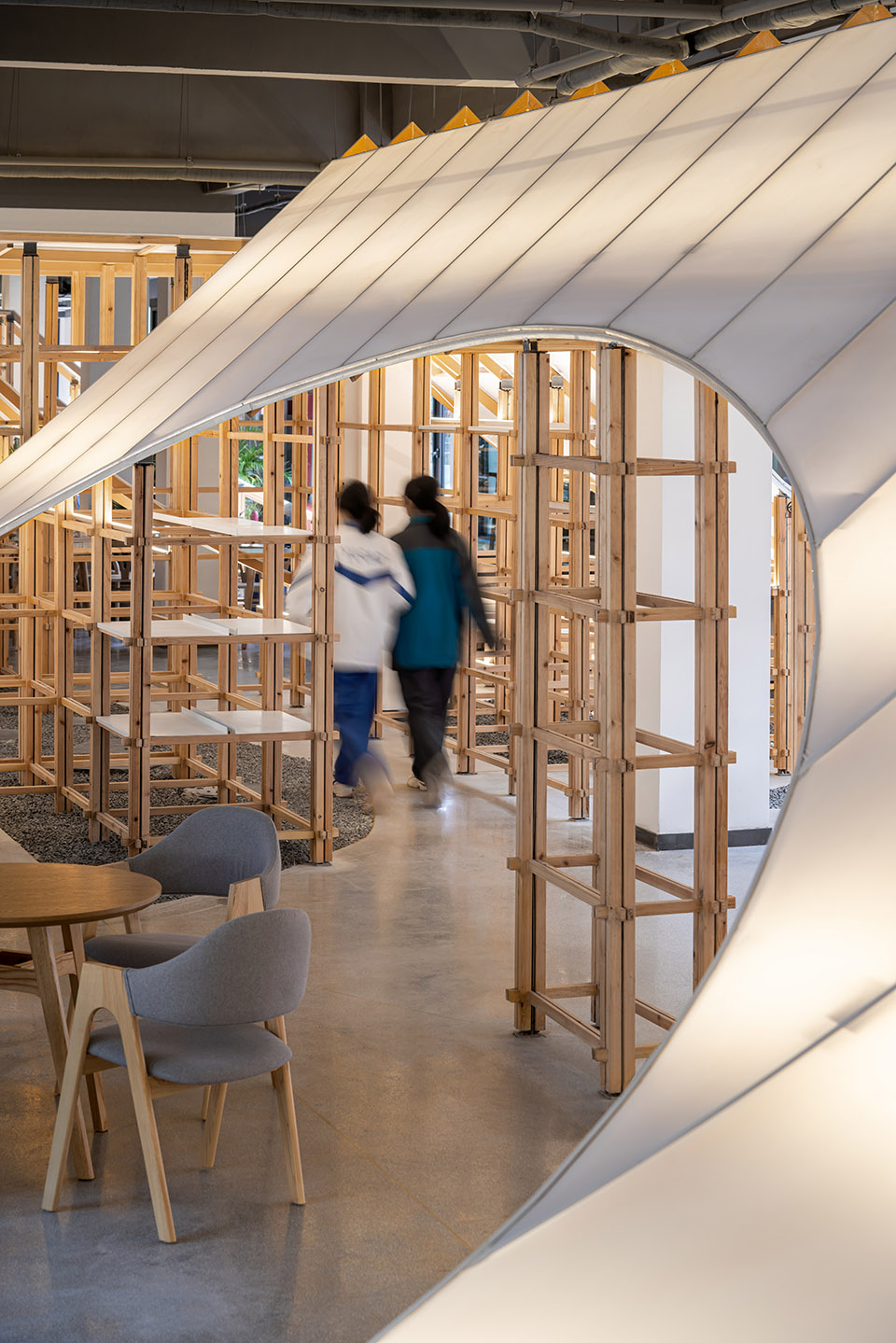 “Book mountain” — Xinhua bookstore by Ray & Emilio studio - 谷德设计网