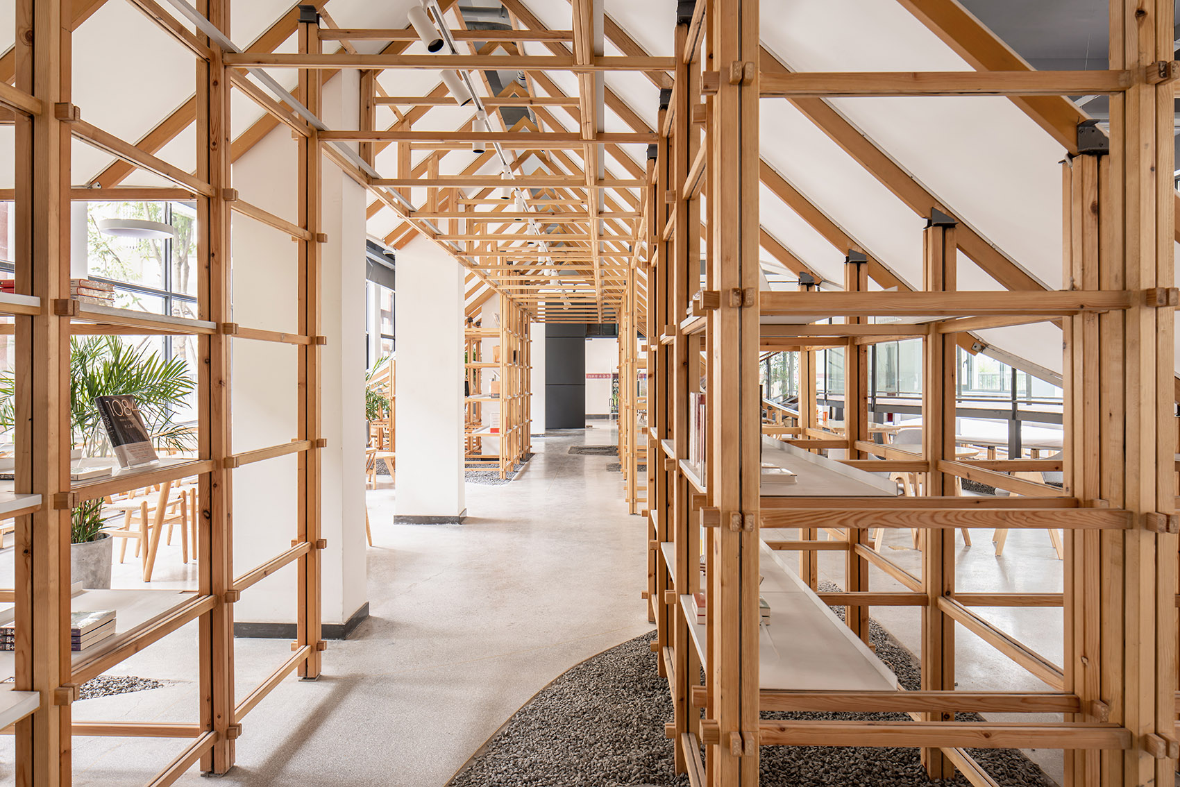 “Book mountain” — Xinhua bookstore by Ray & Emilio studio - 谷德设计网