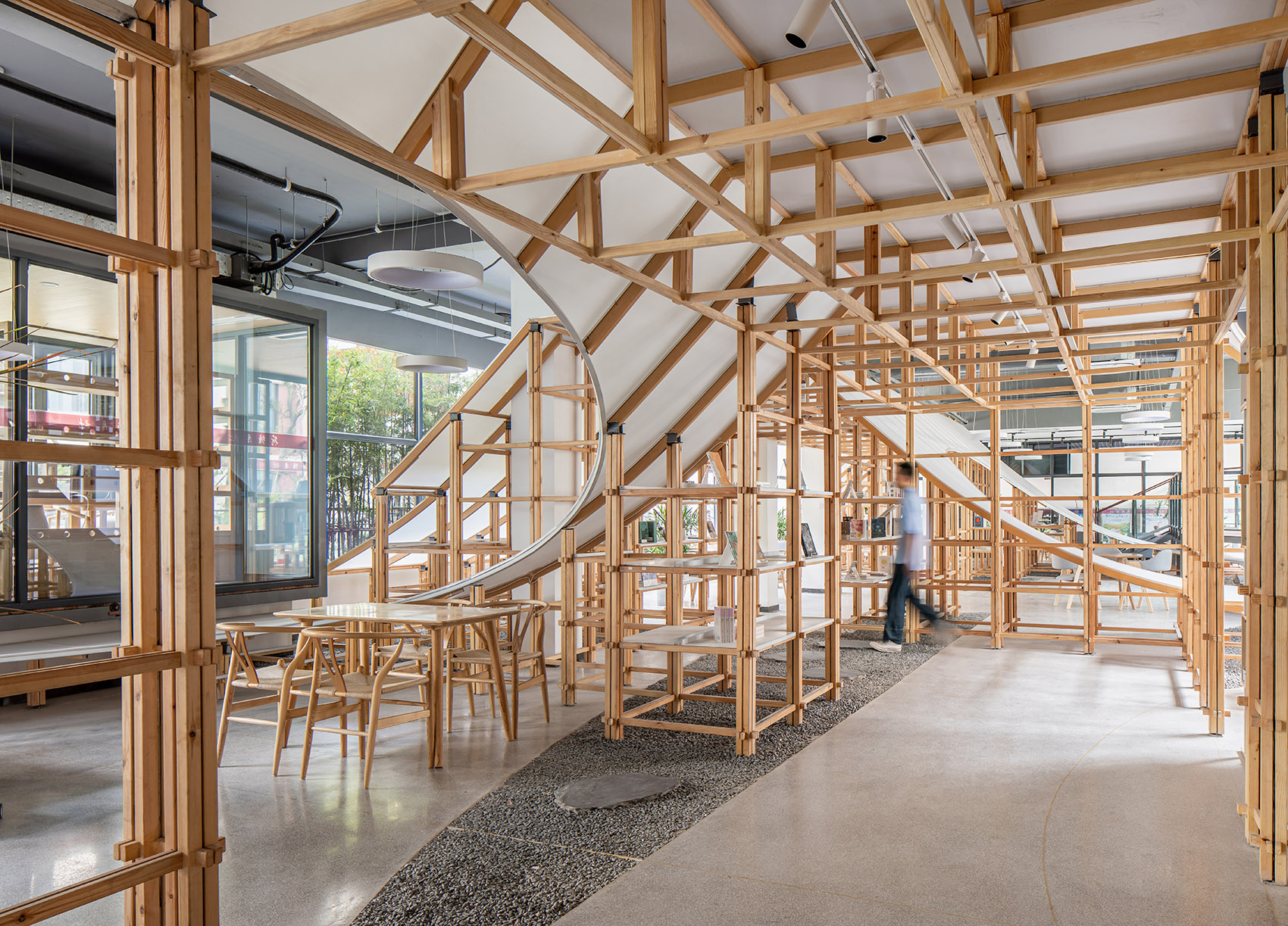 “Book mountain” — Xinhua bookstore by Ray & Emilio studio - 谷德设计网