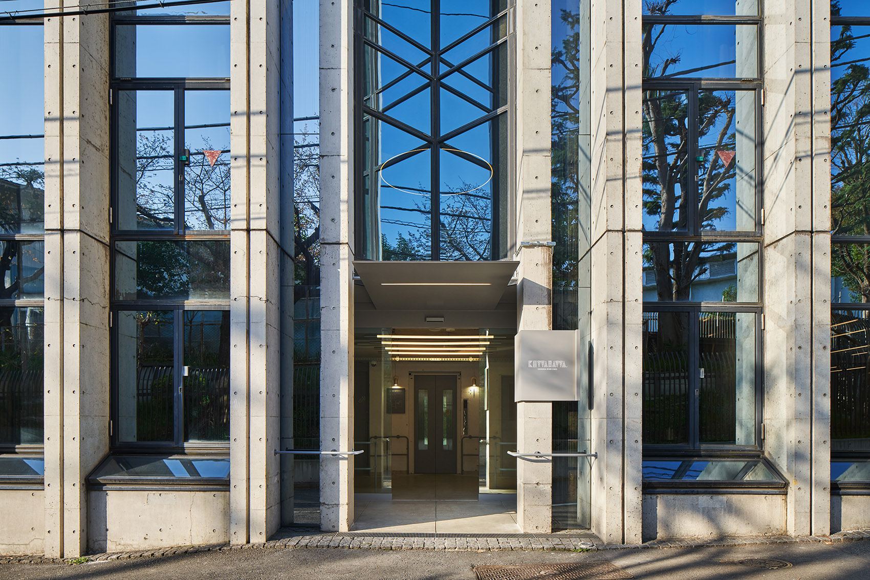 Kuwasawa Design School new educational facility by moss. - 谷德设计网