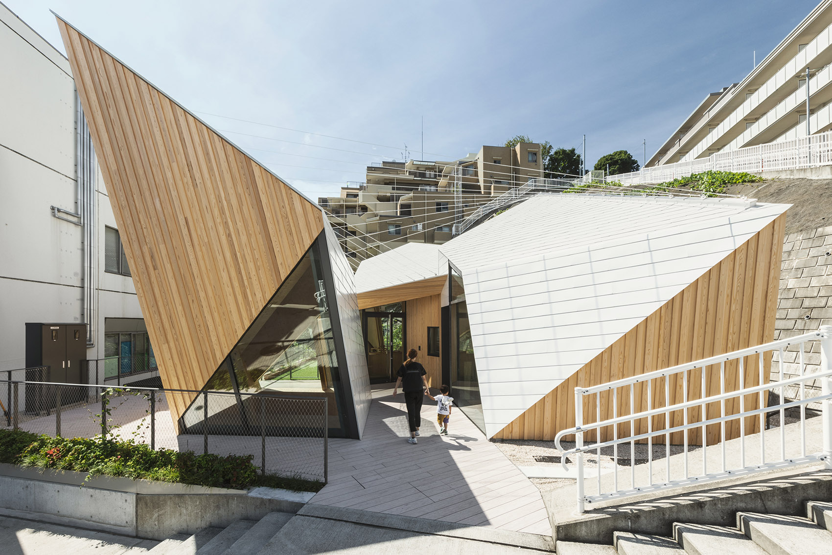 MURASAKI PENGUIN PROJECT TOTSUKA by Kengo Kuma and Associates - 谷德设计网