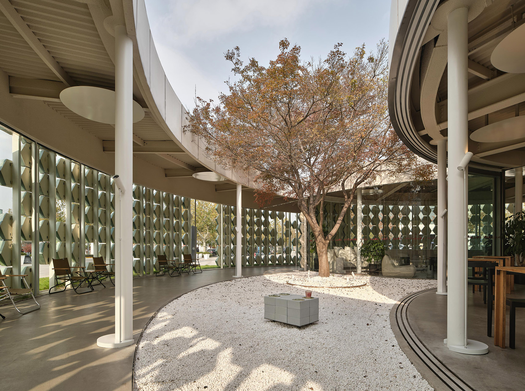 “Walking To The Green Maple” – LOAM cafe&bar, China by STUDIO8 - 谷德设计网