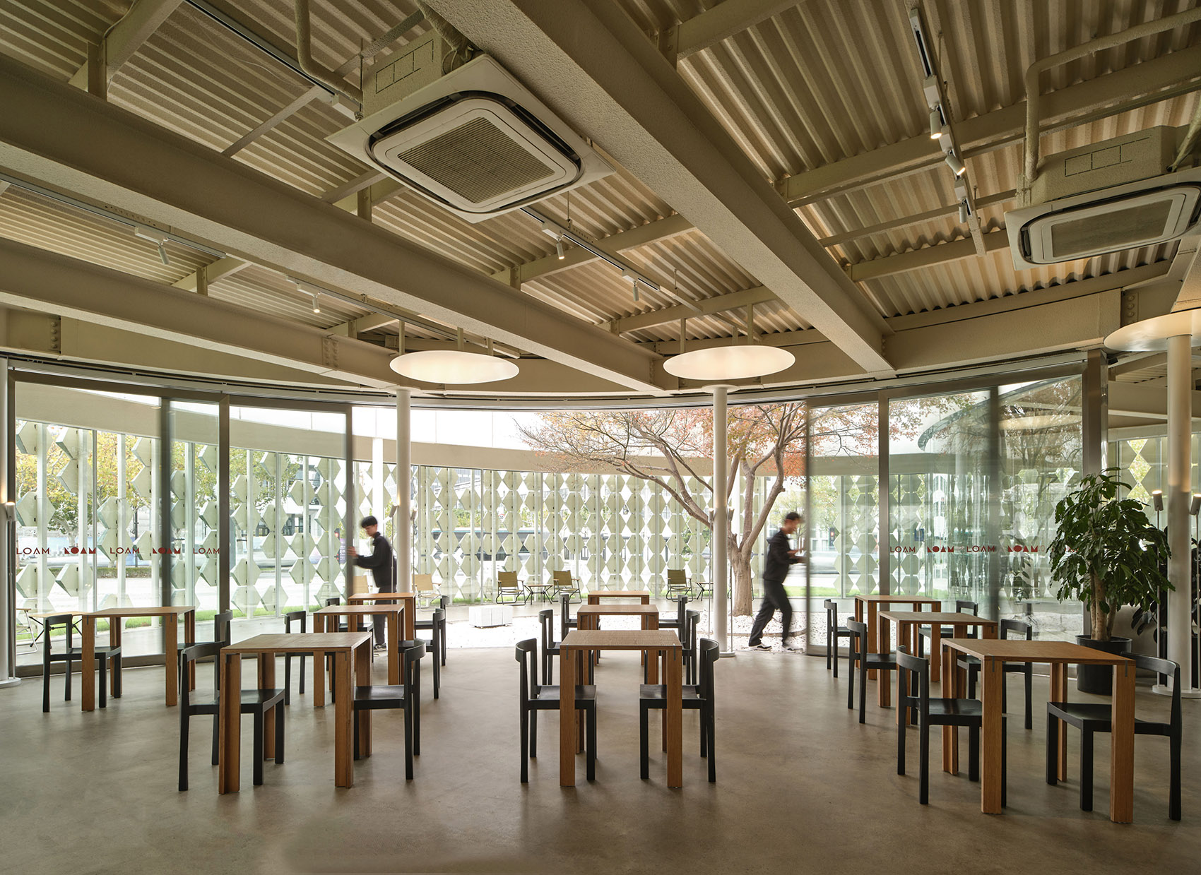 “Walking To The Green Maple” – LOAM cafe&bar, China by STUDIO8 - 谷德设计网