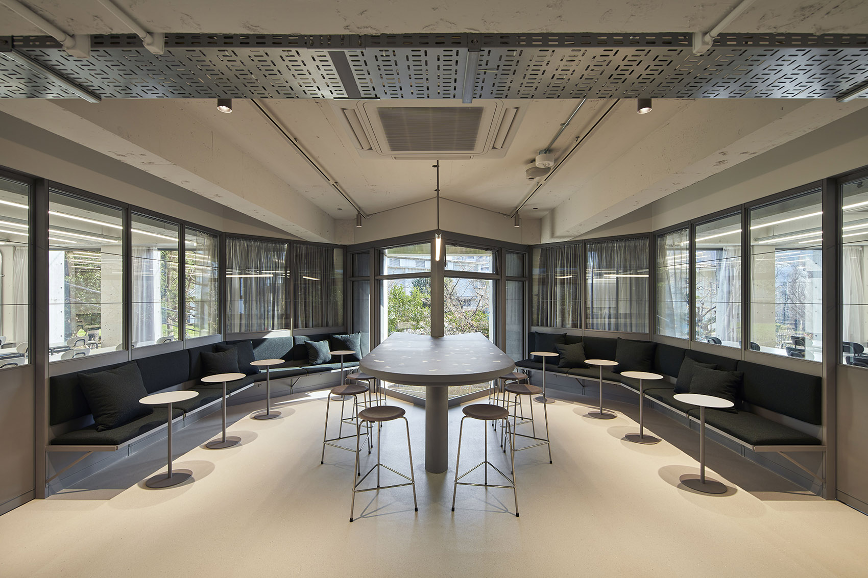 Kuwasawa Design School new educational facility by moss. - 谷德设计网