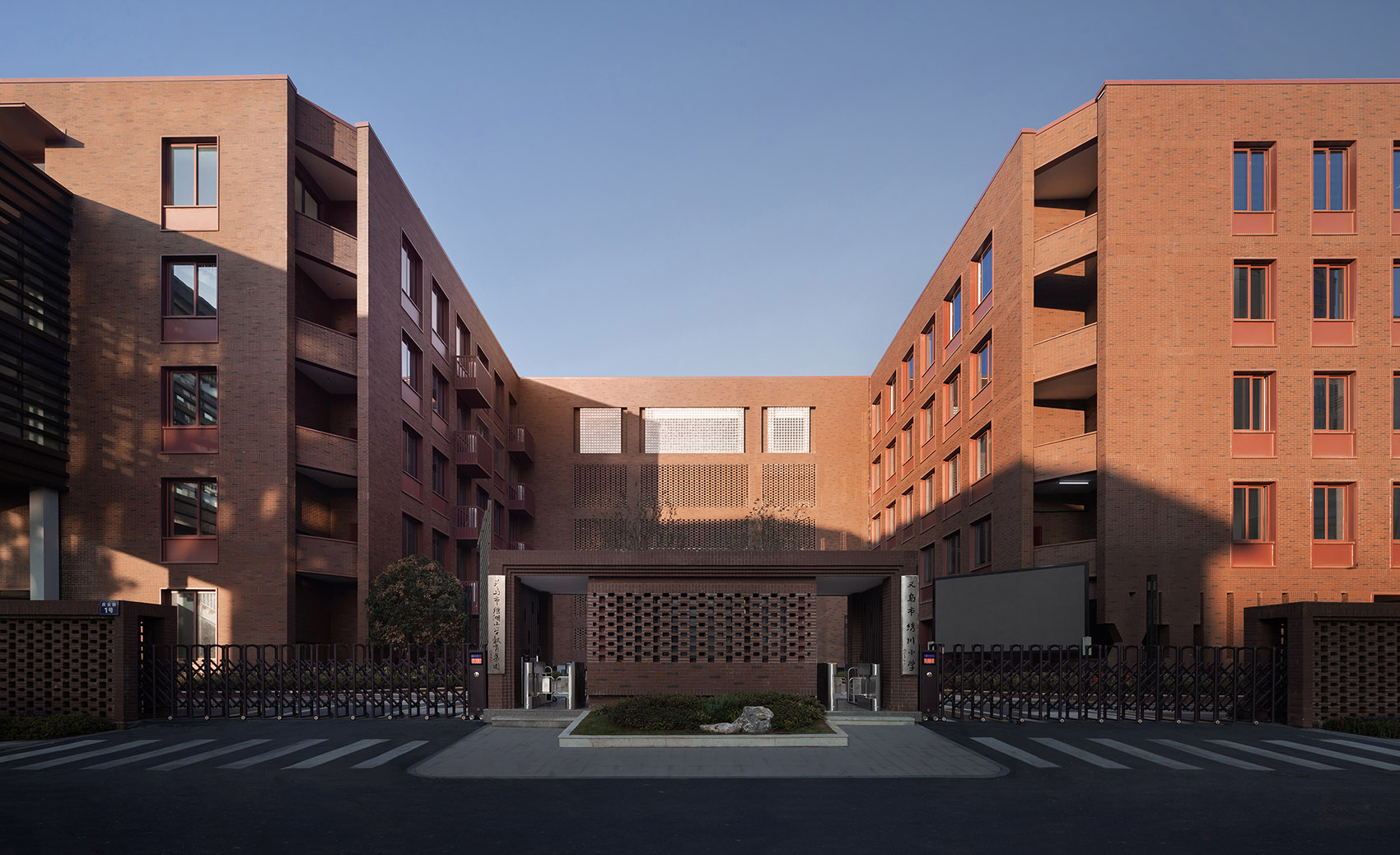 Yiwu Xiuhu Primary School expansion project, China by JIUMI Design - 谷德设计网