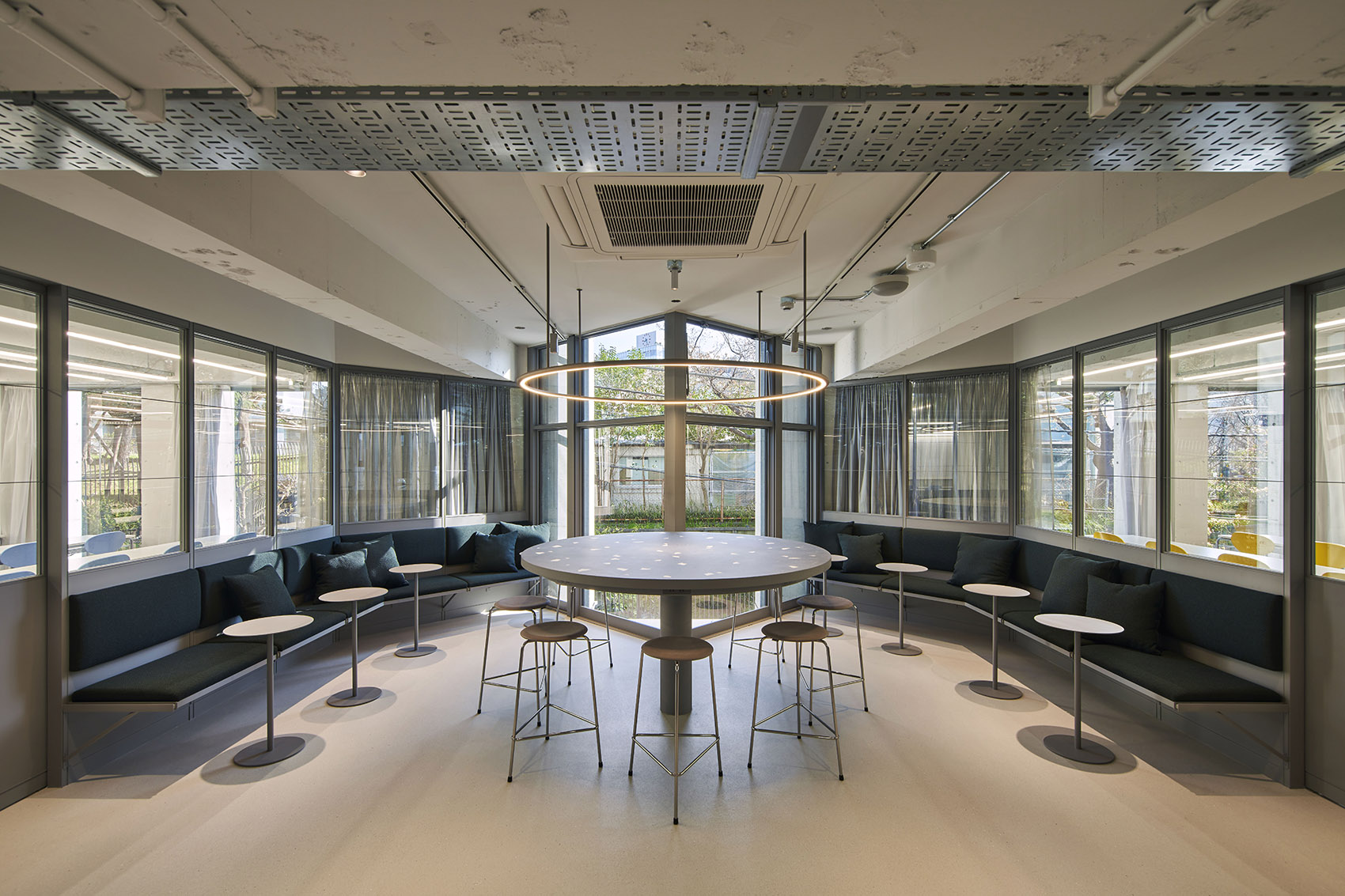 Kuwasawa Design School new educational facility by moss. - 谷德设计网