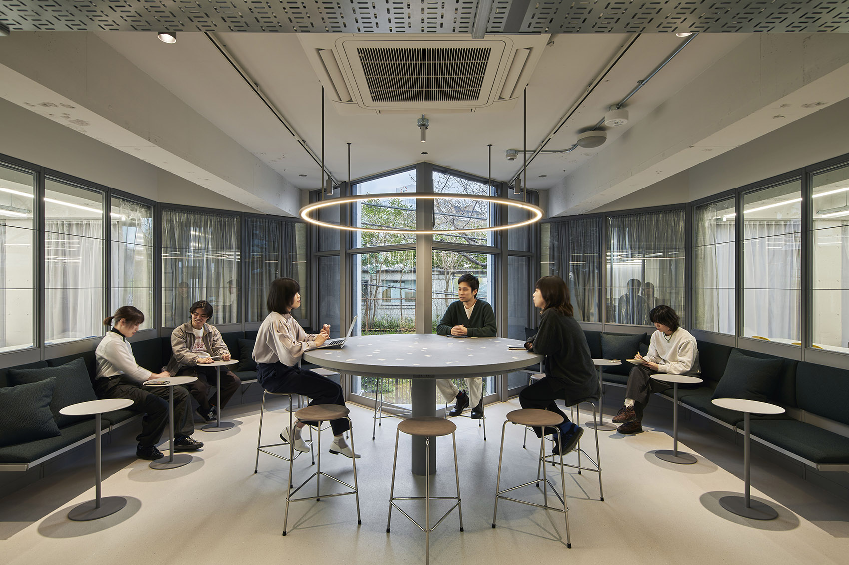 Kuwasawa Design School new educational facility by moss. - 谷德设计网